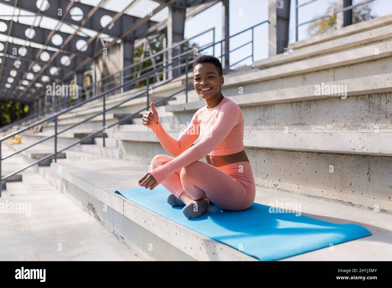 Camera posture african american hi-res stock photography and images - Alamy
