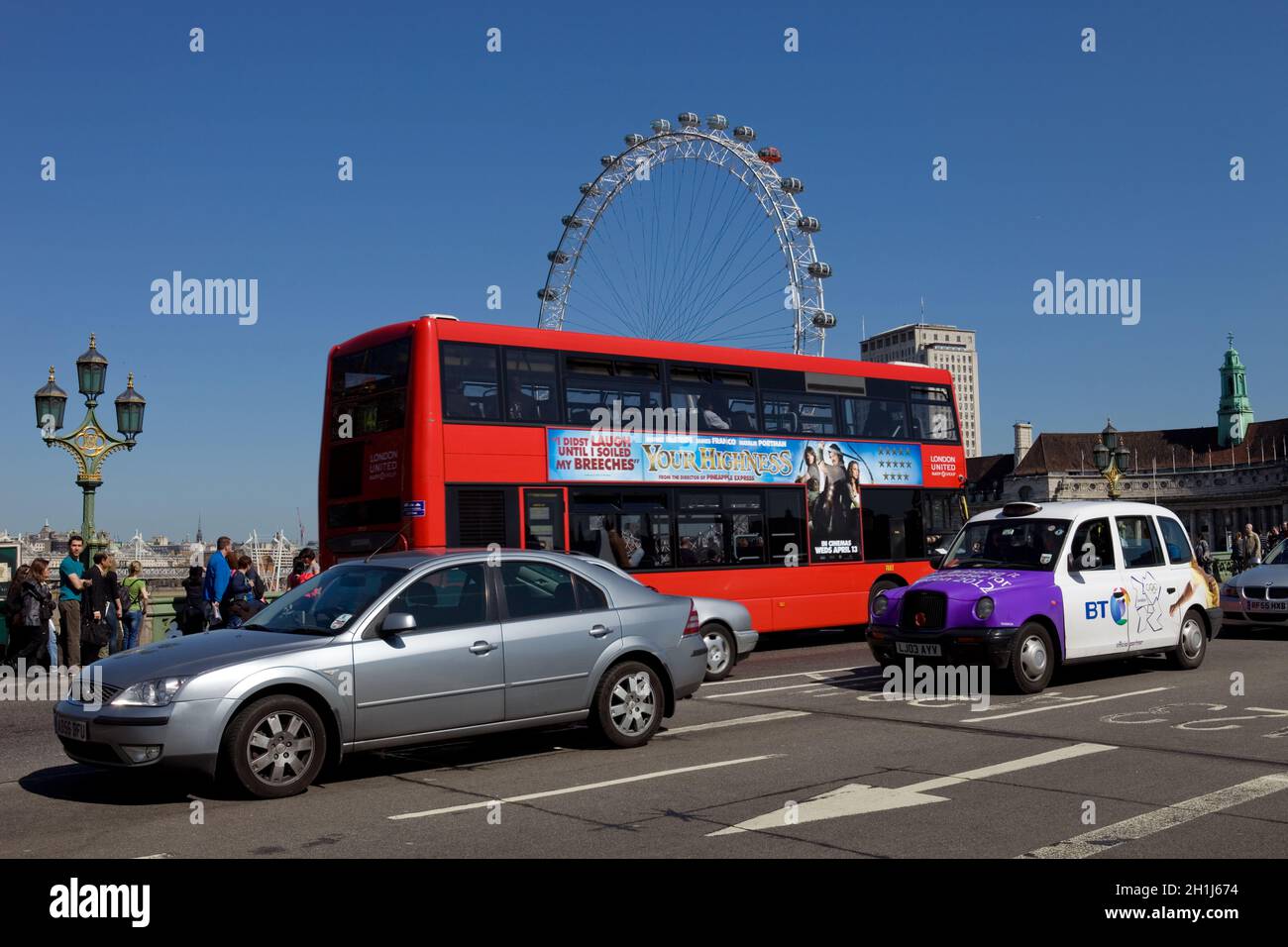 london street view with lots of cars and people Stock Photo - Alamy