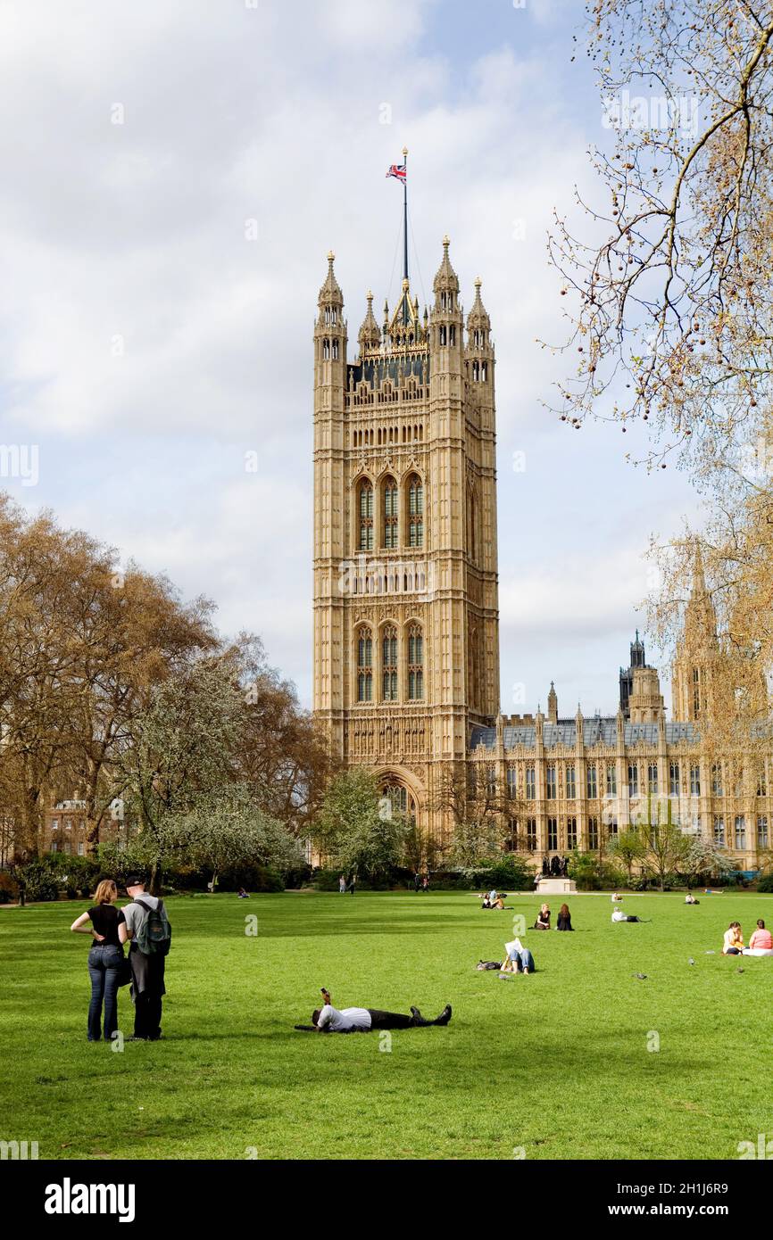 Big house people garden uk hi-res stock photography and images - Alamy