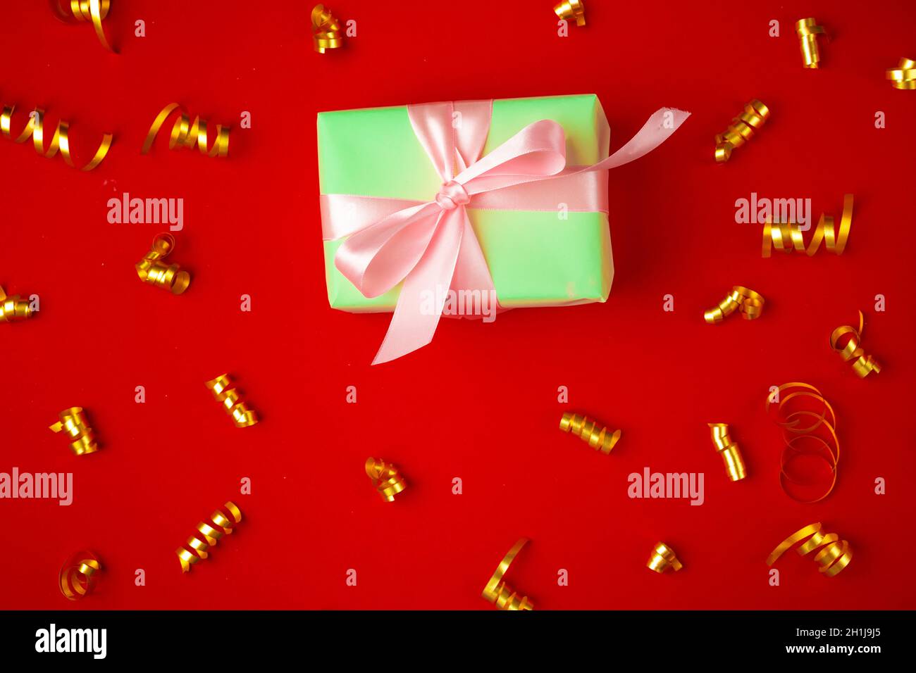 View from above of a decorated gift with bow Stock Photo - Alamy