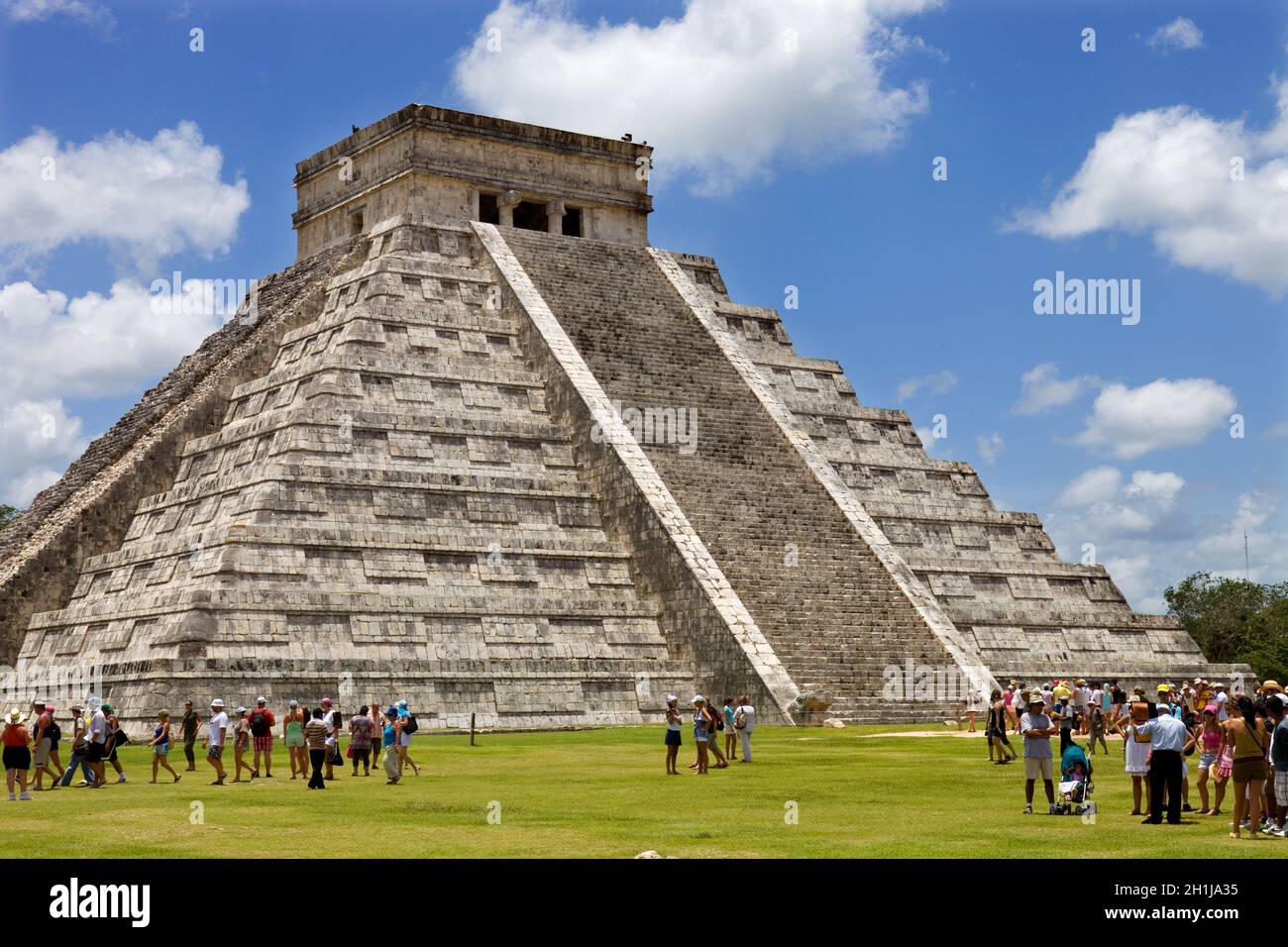 CHICHEN ITZA, MEXICO - AUGUST 11: crowded main pyramid on August 11 ...
