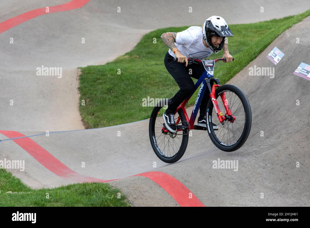 Mens red bull pump track world hi-res stock photography and images - Alamy