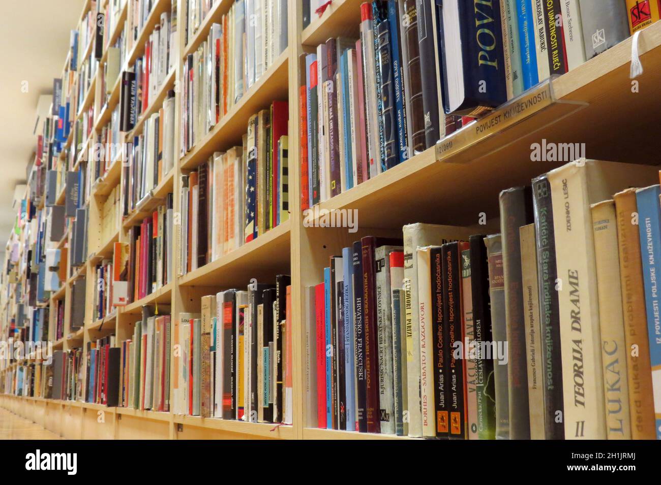 Bookshelf in library Stock Photo - Alamy