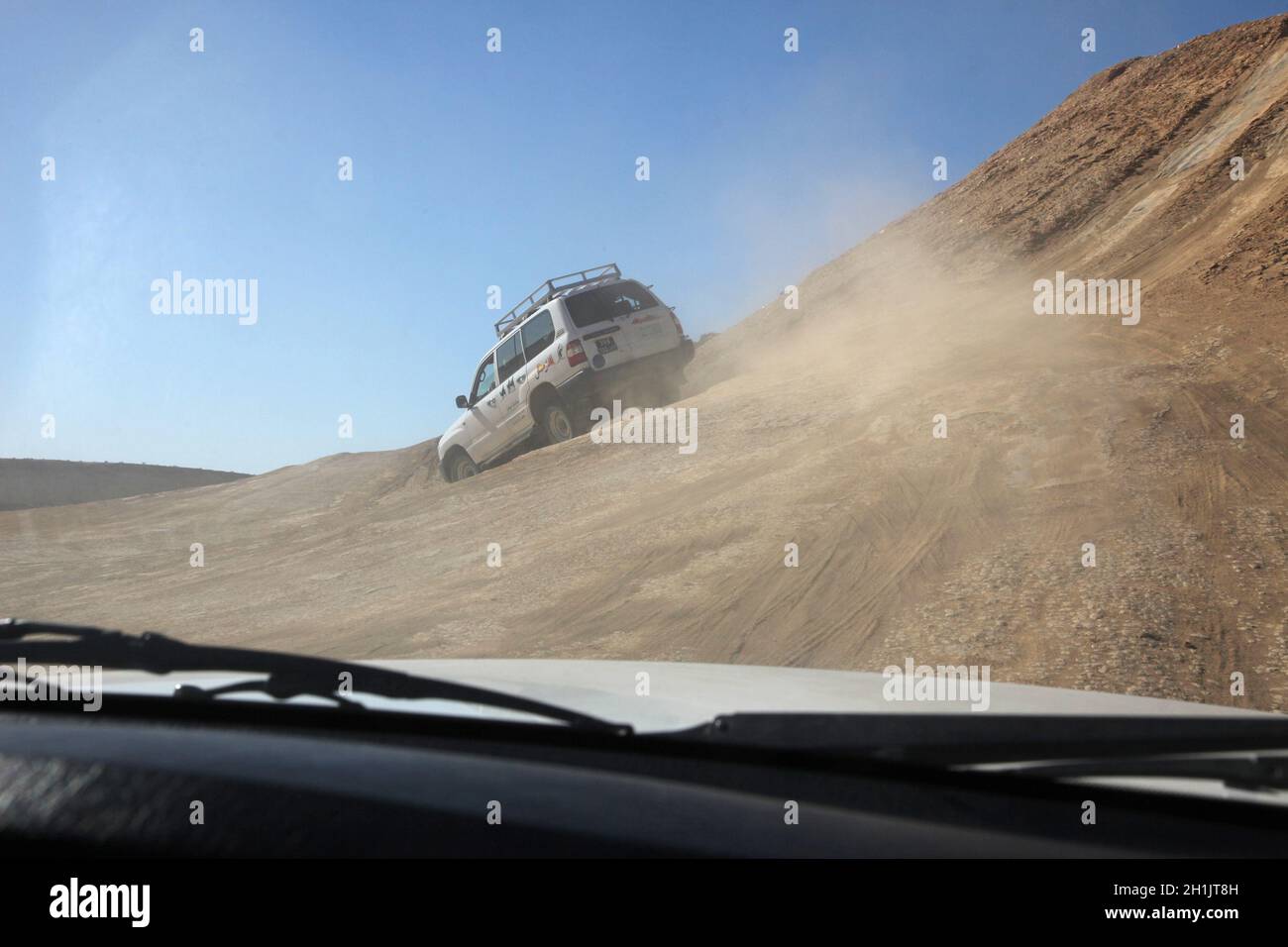 car in desert Stock Photo - Alamy