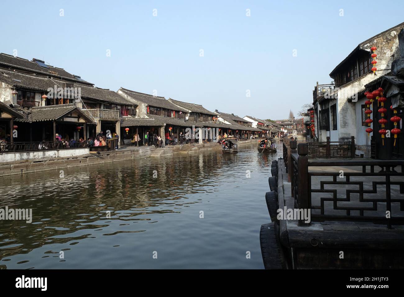 The Chinese architecture and buildings lining the water canals to ...