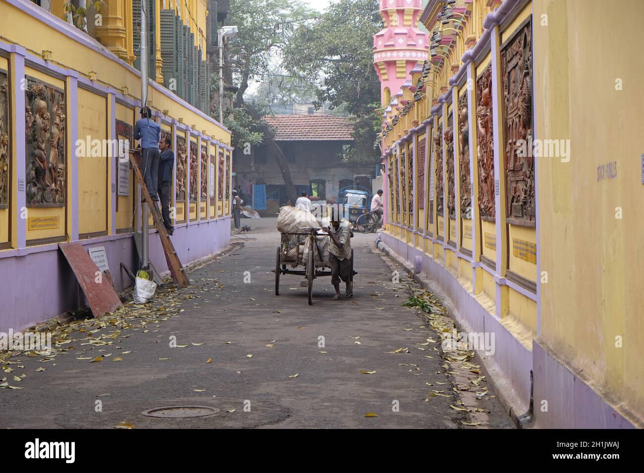 Hand pulled rickshaw driver calcutta hi-res stock photography and ...