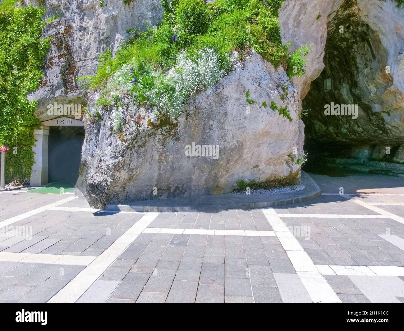 Postojnska cave hi-res stock photography and images - Alamy