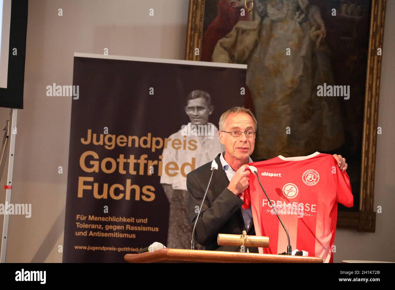 Laudator Dr. Michael Wehner präsentiert das Trikot des FC Löffingen bei ...