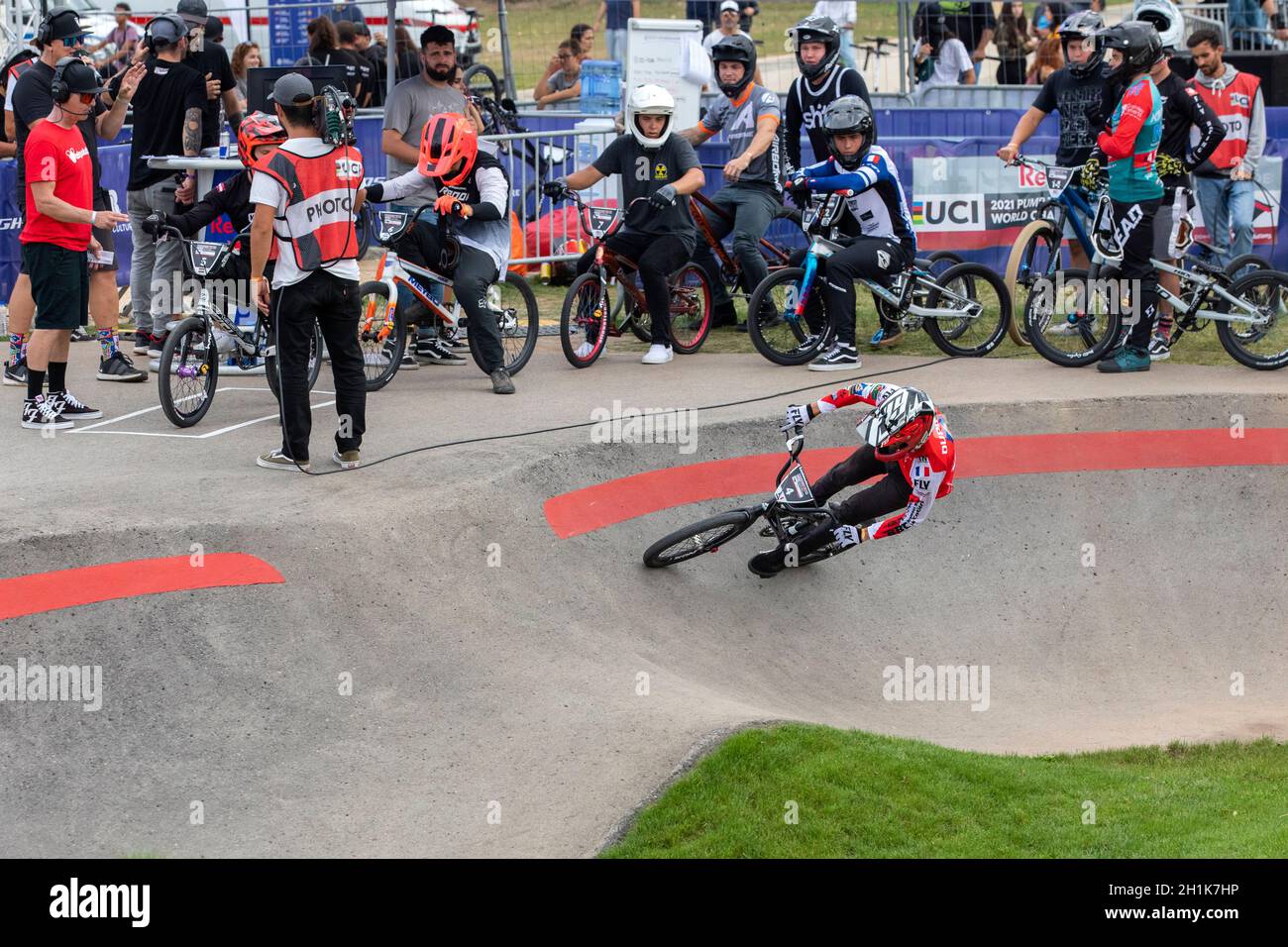 Mens red bull pump track world hi-res stock photography and images - Alamy