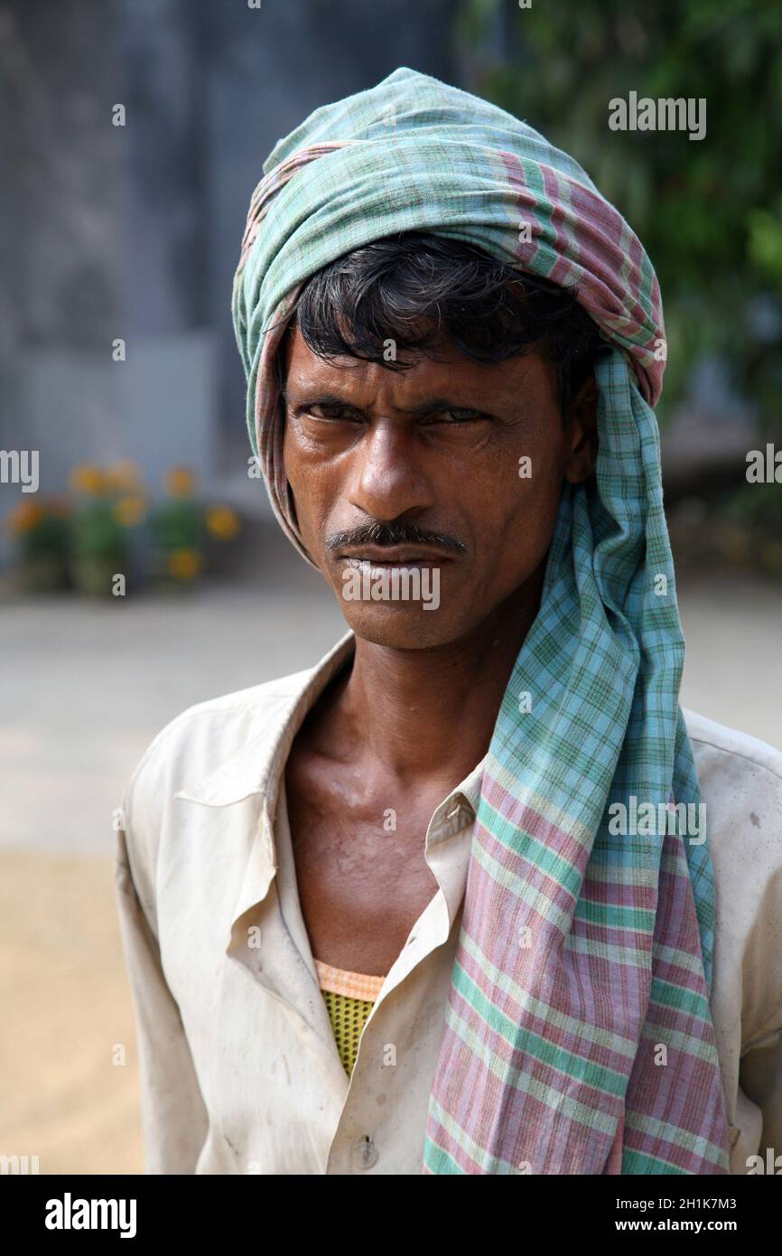 Portrait of a day labourer in Kolkata, India Stock Photo - Alamy