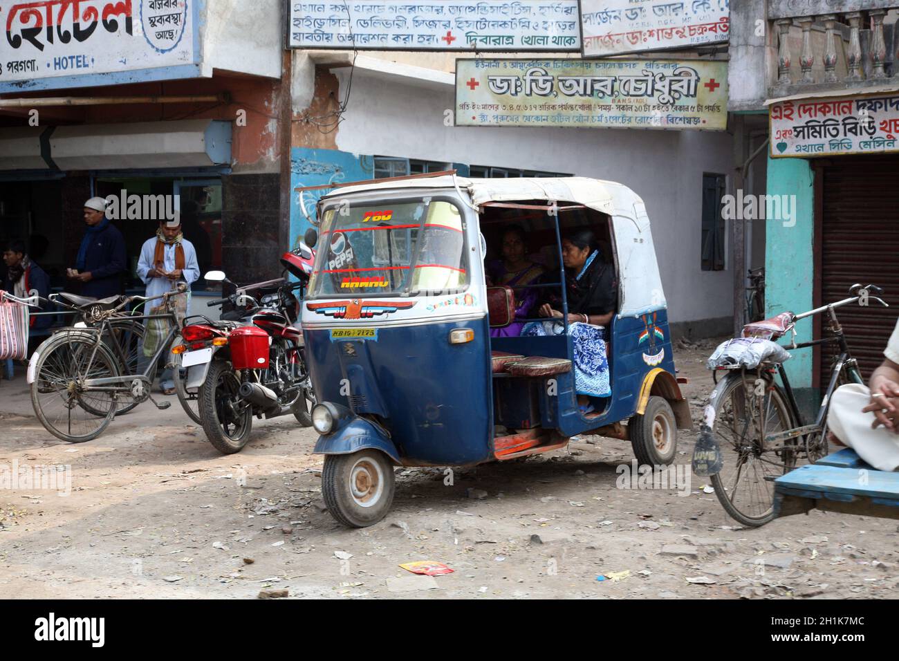 Indian auto rickshaw in motion hi-res stock photography and images - Alamy