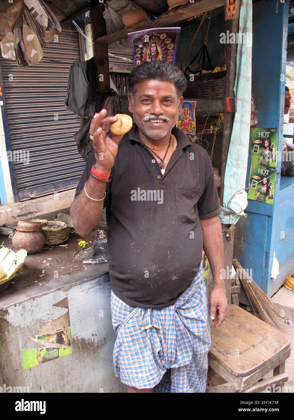 Streets of Kolkata. Portrait of Indian man Stock Photo - Alamy