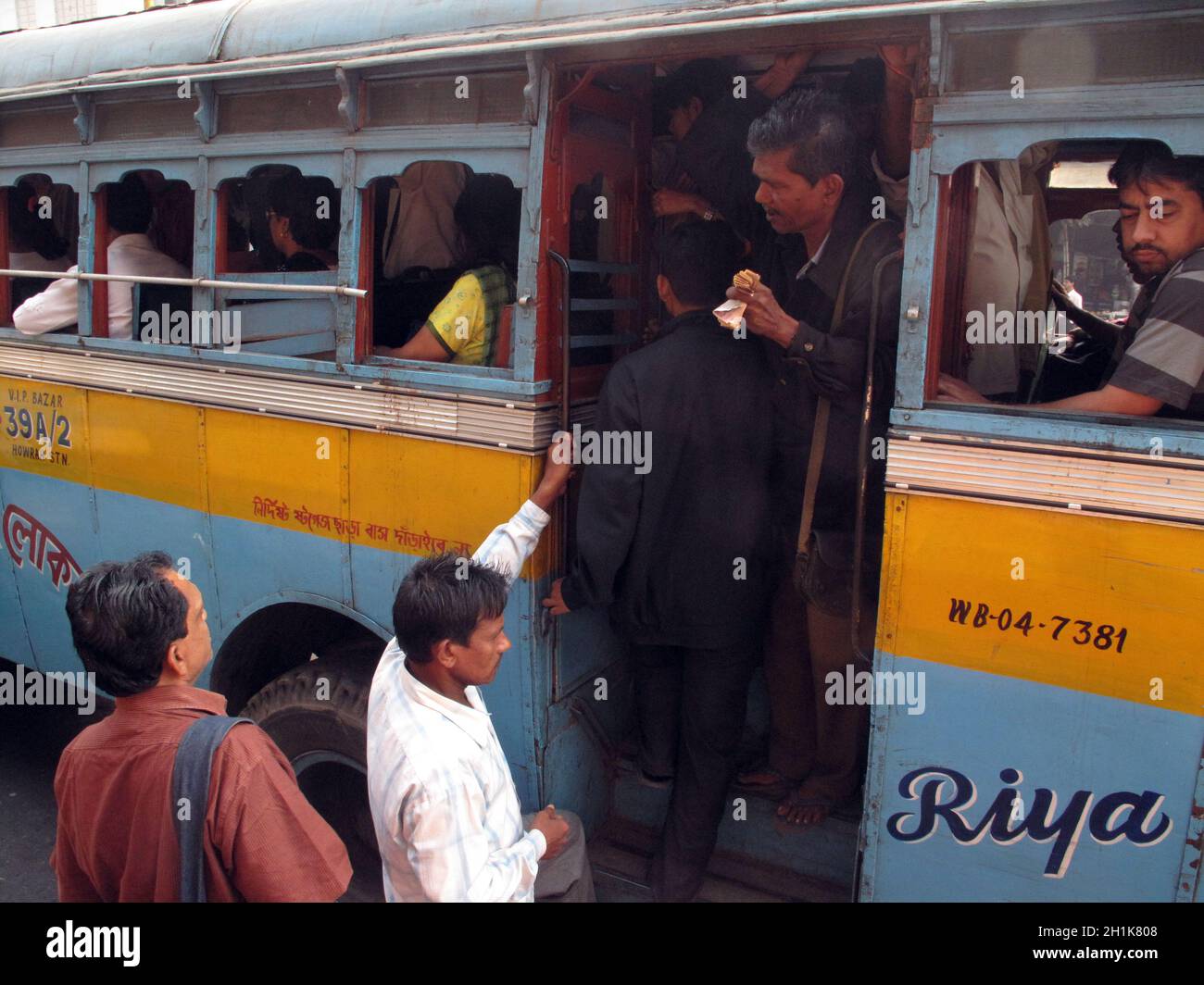 A group of people entering the bus in Kolkata Stock Photo - Alamy