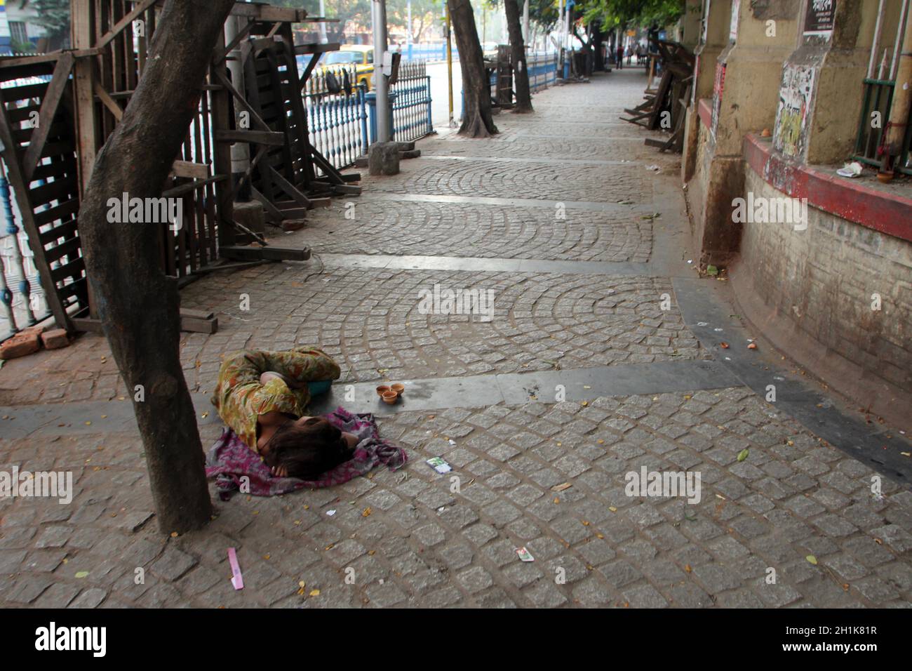 Homeless people sleeping on the footpath of Kolkata Stock Photo - Alamy