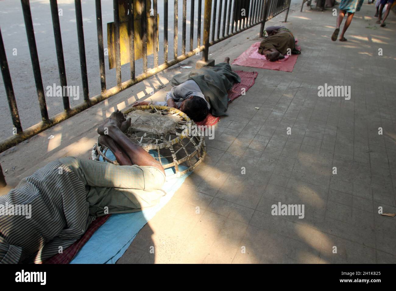 Homeless people sleeping on the footpath of Kolkata Stock Photo - Alamy