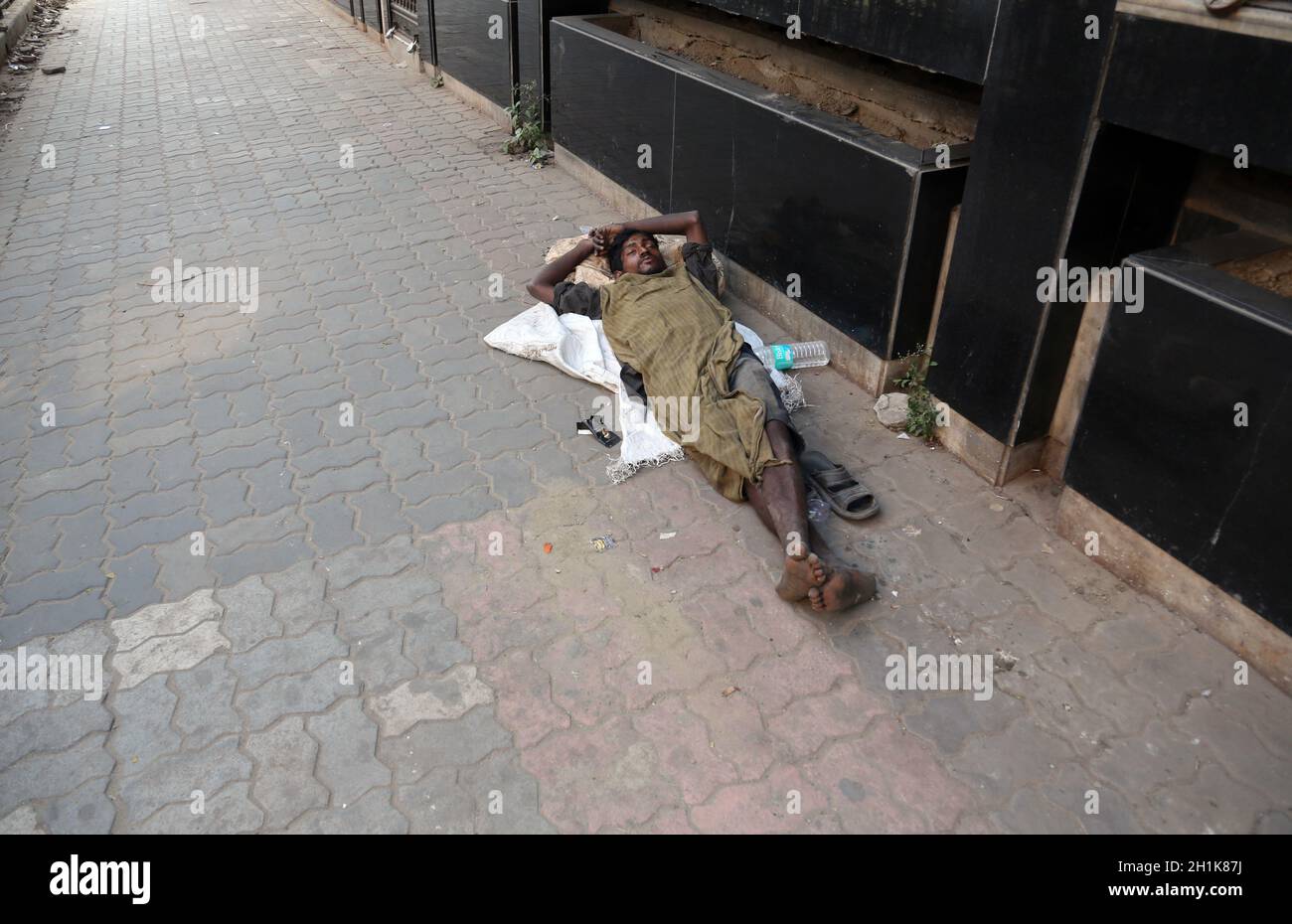 Homeless people sleeping on the footpath of Kolkata Stock Photo - Alamy