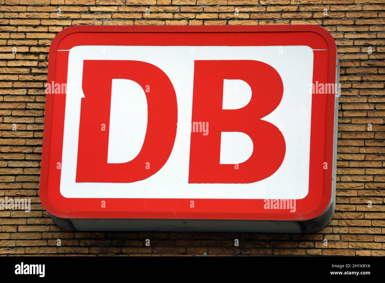 Das DB-Logo auf dem Hauptbahnhof von Landau in der Pfalz Themenbild ...