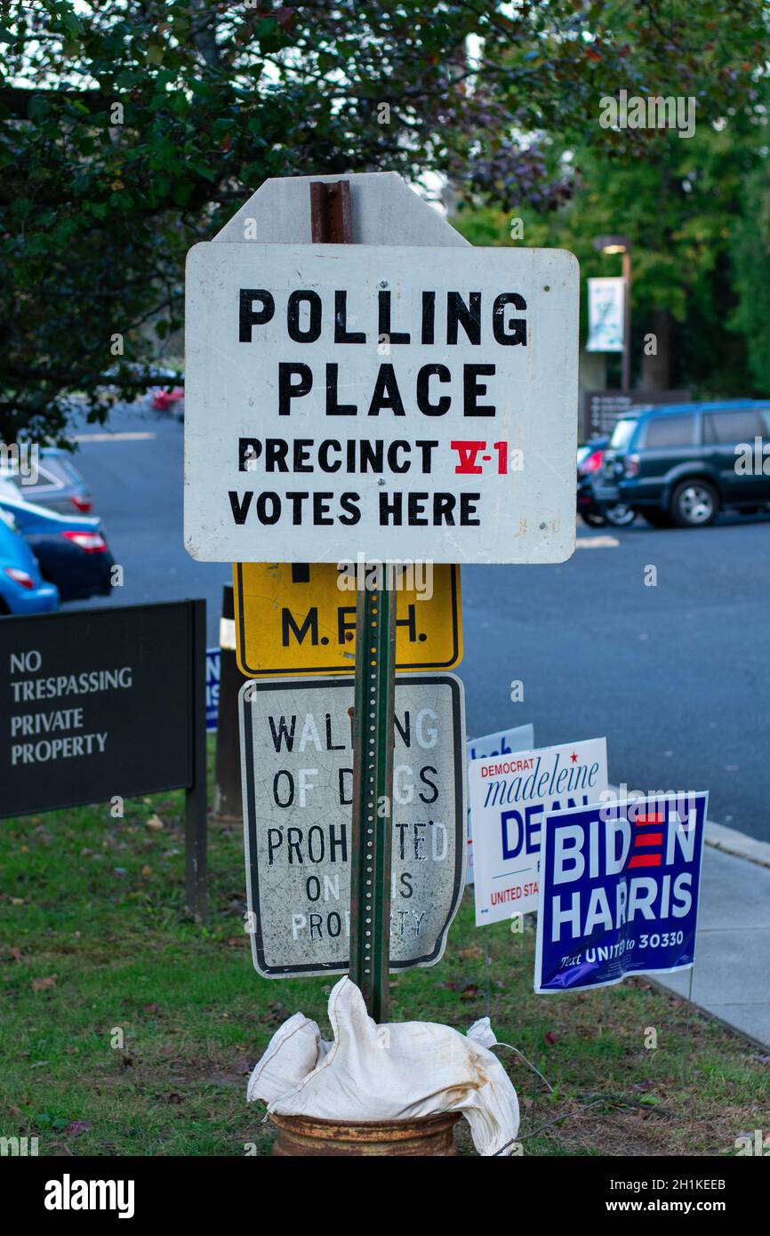 Us election signage hi-res stock photography and images - Alamy