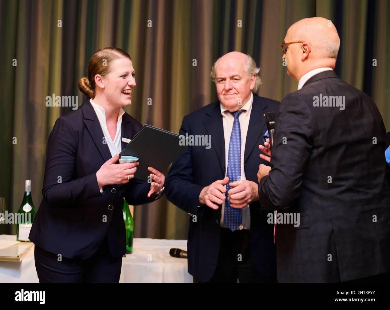 Berlin, Germany. 18th Oct, 2021. Anne Maria Gerhardt (l), employee of ...