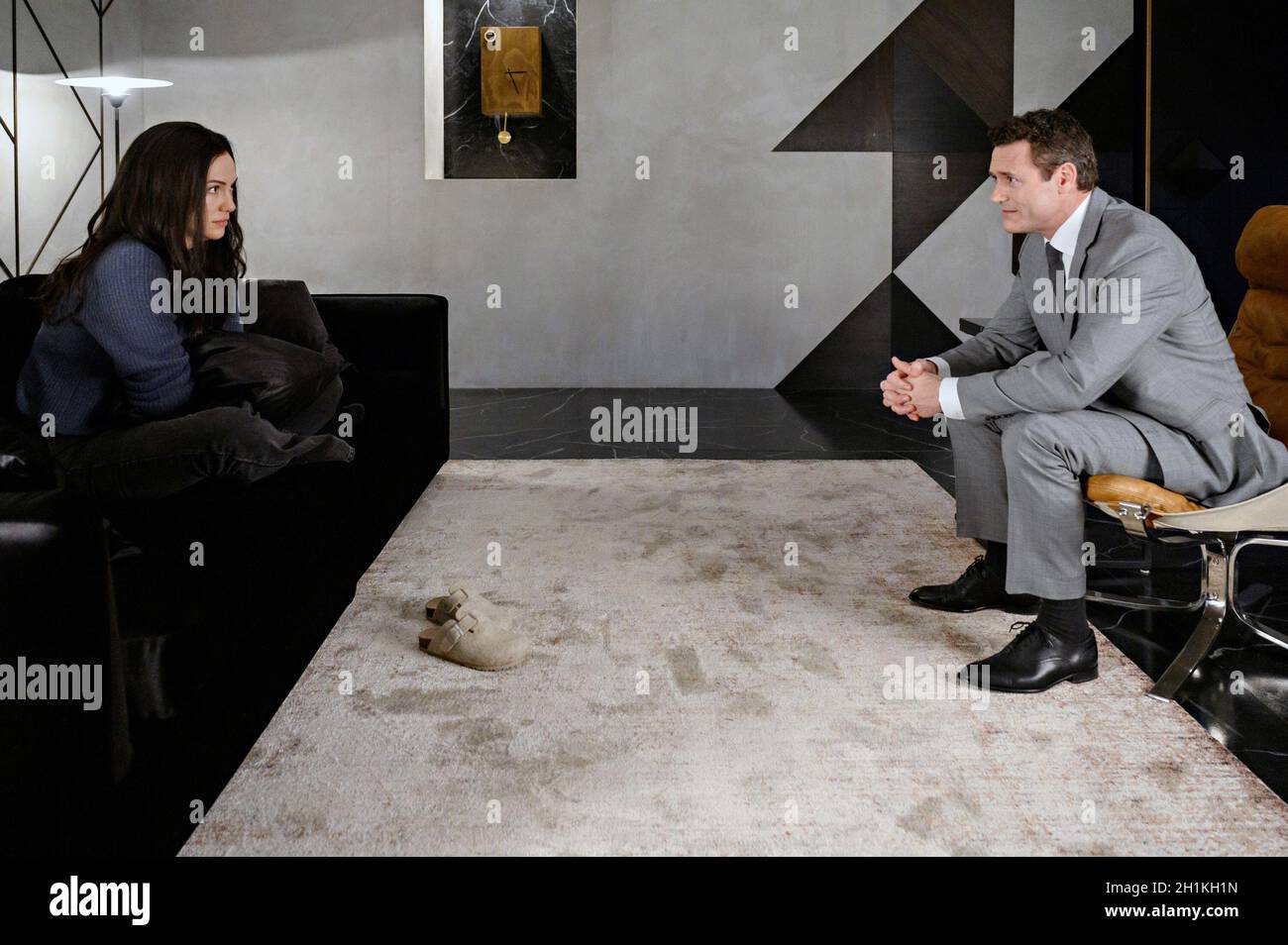 HYPNOTIC, from left: Kate Siegel, Jason O'Mara, 2021. ph: Eric Milner ...