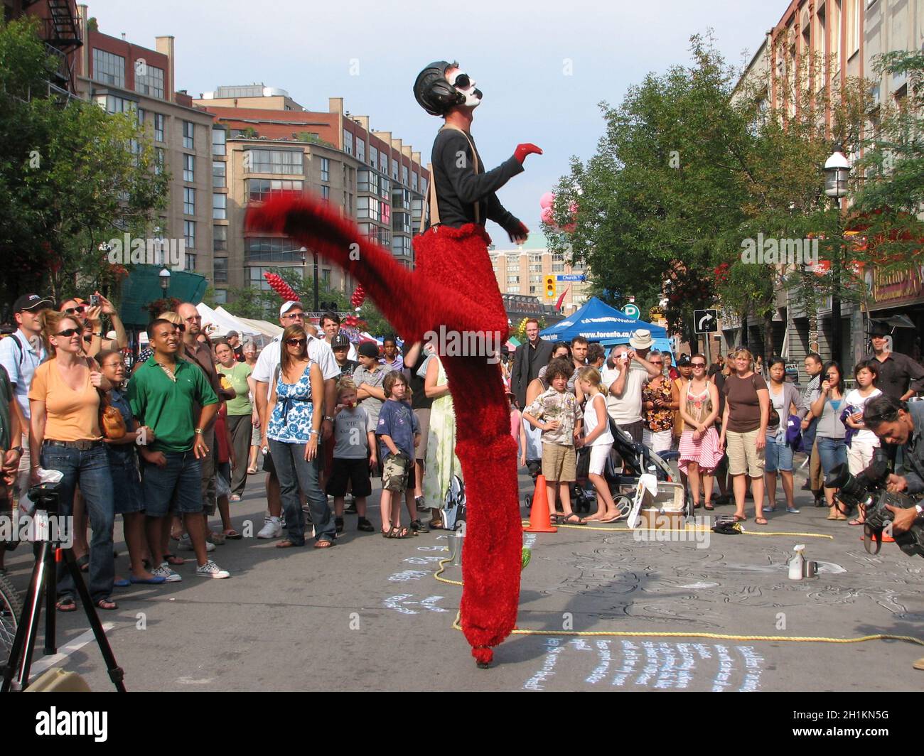 Audience looking street performer hi-res stock photography and images ...
