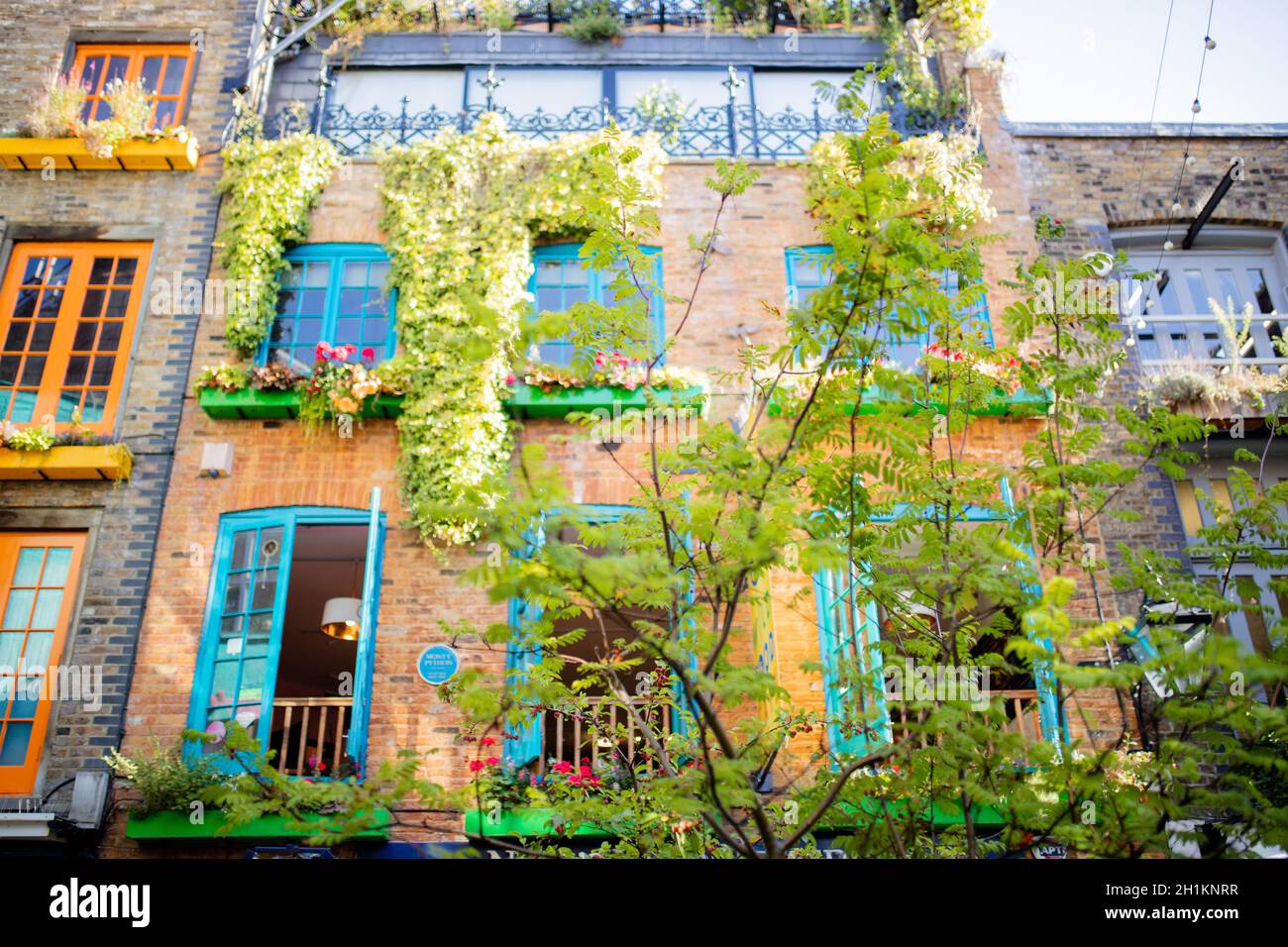 Family portrait uk outside house hi-res stock photography and images ...