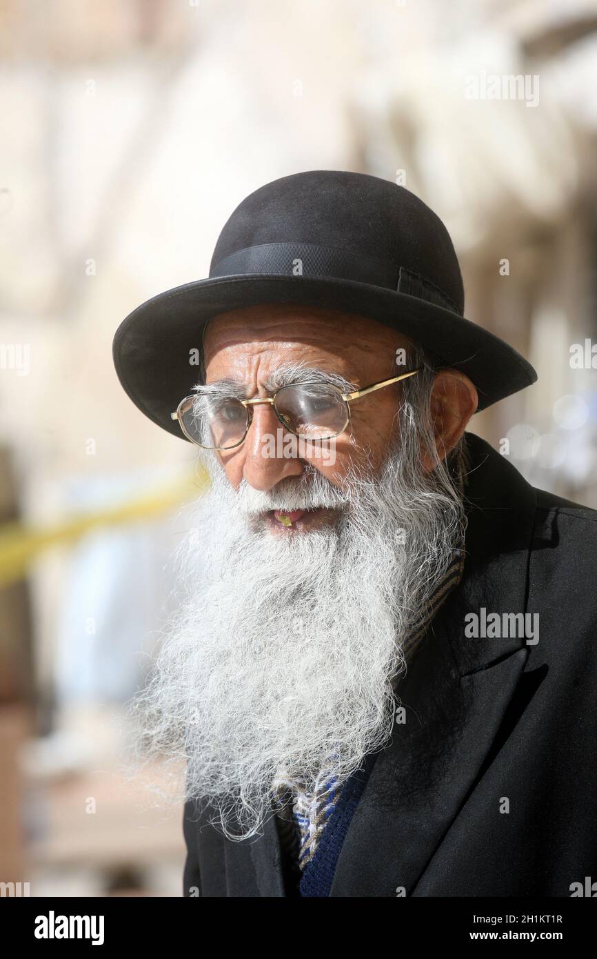 Jewish man pray at the western wall in Jerusalem, IL Stock Photo - Alamy