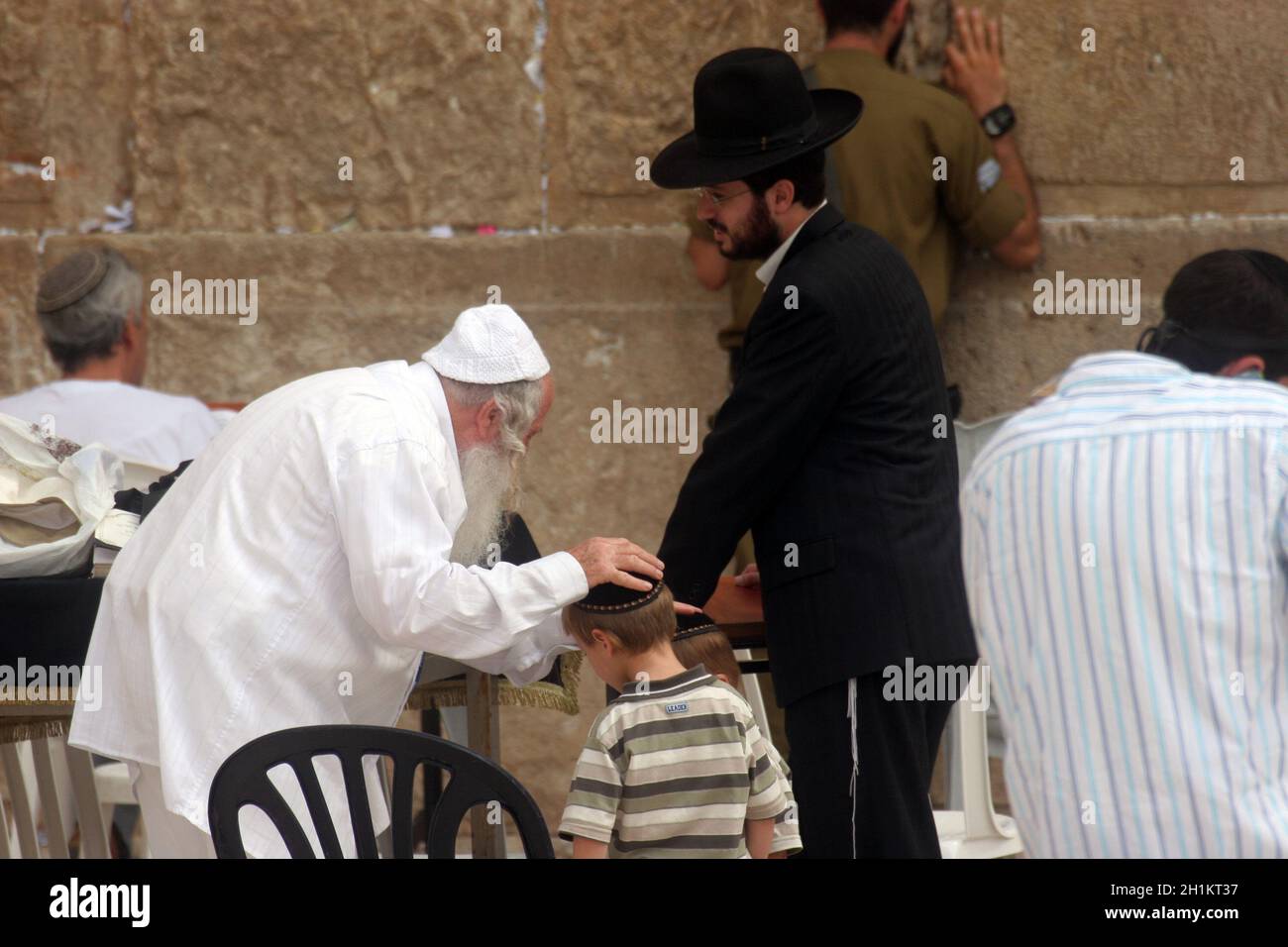 Crowd jewish men prayer hi-res stock photography and images - Alamy