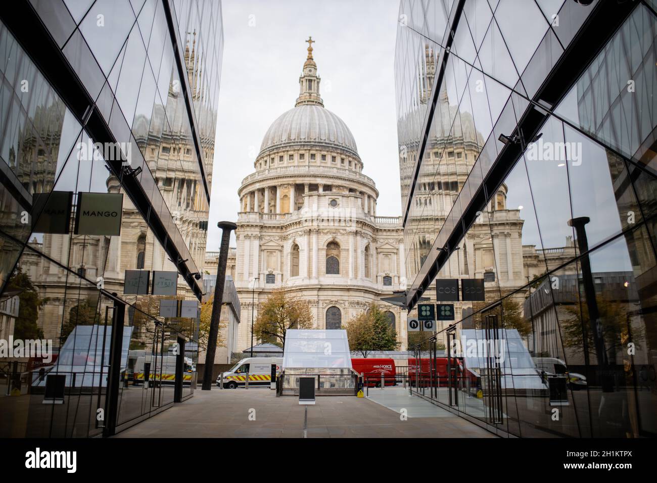 Glass buildings in london 2020 hi-res stock photography and images - Alamy