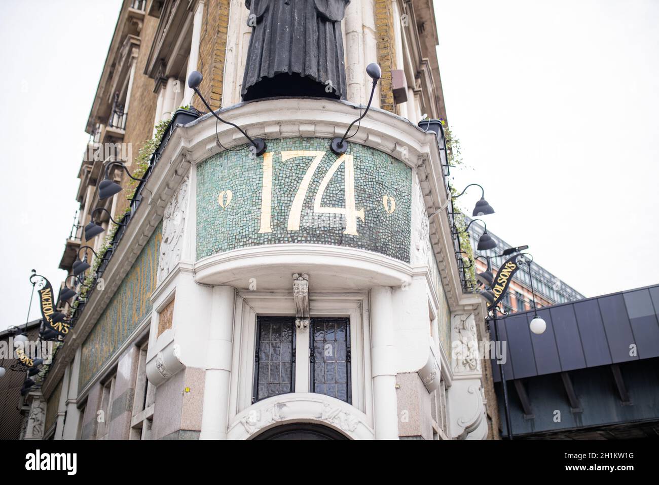 Old british pub counter hi-res stock photography and images - Alamy