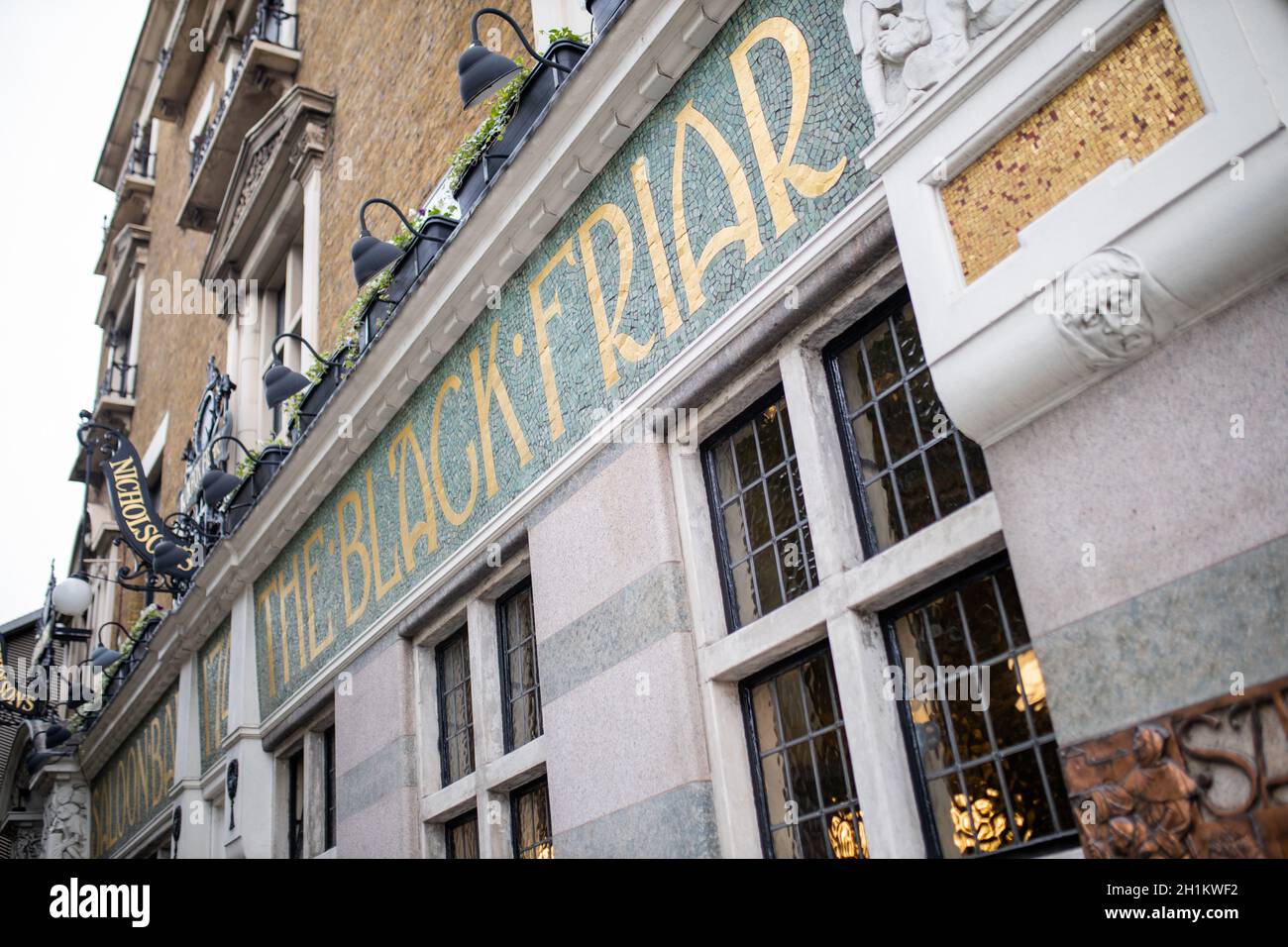 Old british pub counter hi-res stock photography and images - Alamy