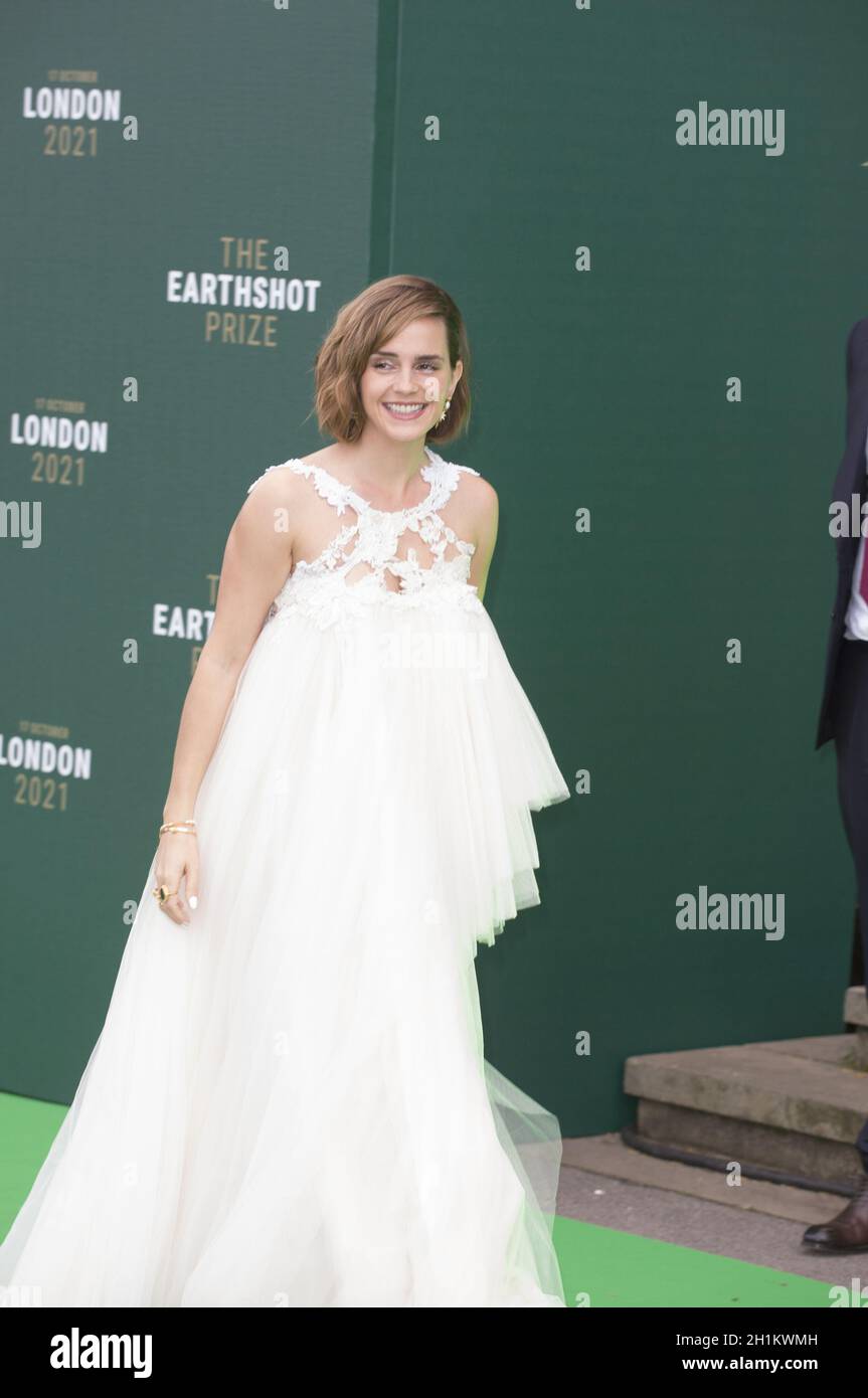 London, UK. 17th Oct, 2021. Emma Watson, Arriving on the green carpet ...