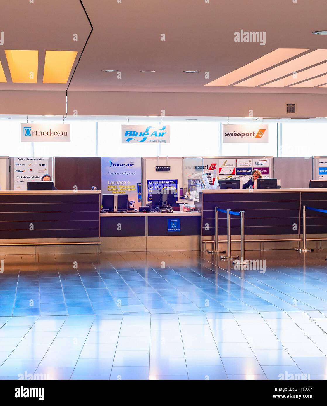 Reception desks hi-res stock photography and images - Alamy