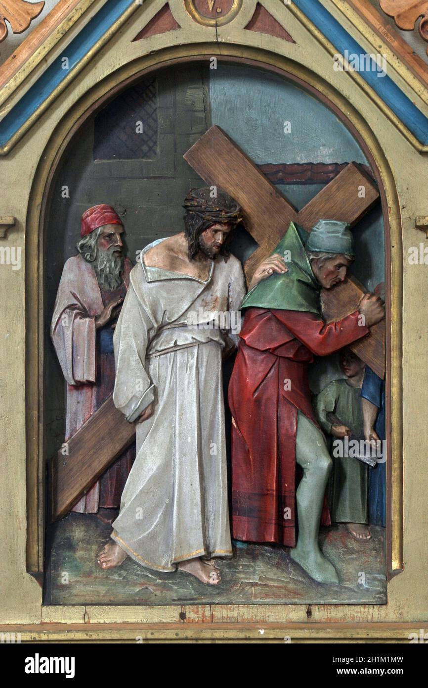 5th Stations of the Cross, Simon of Cyrene carries the cross Stock Photo - Alamy