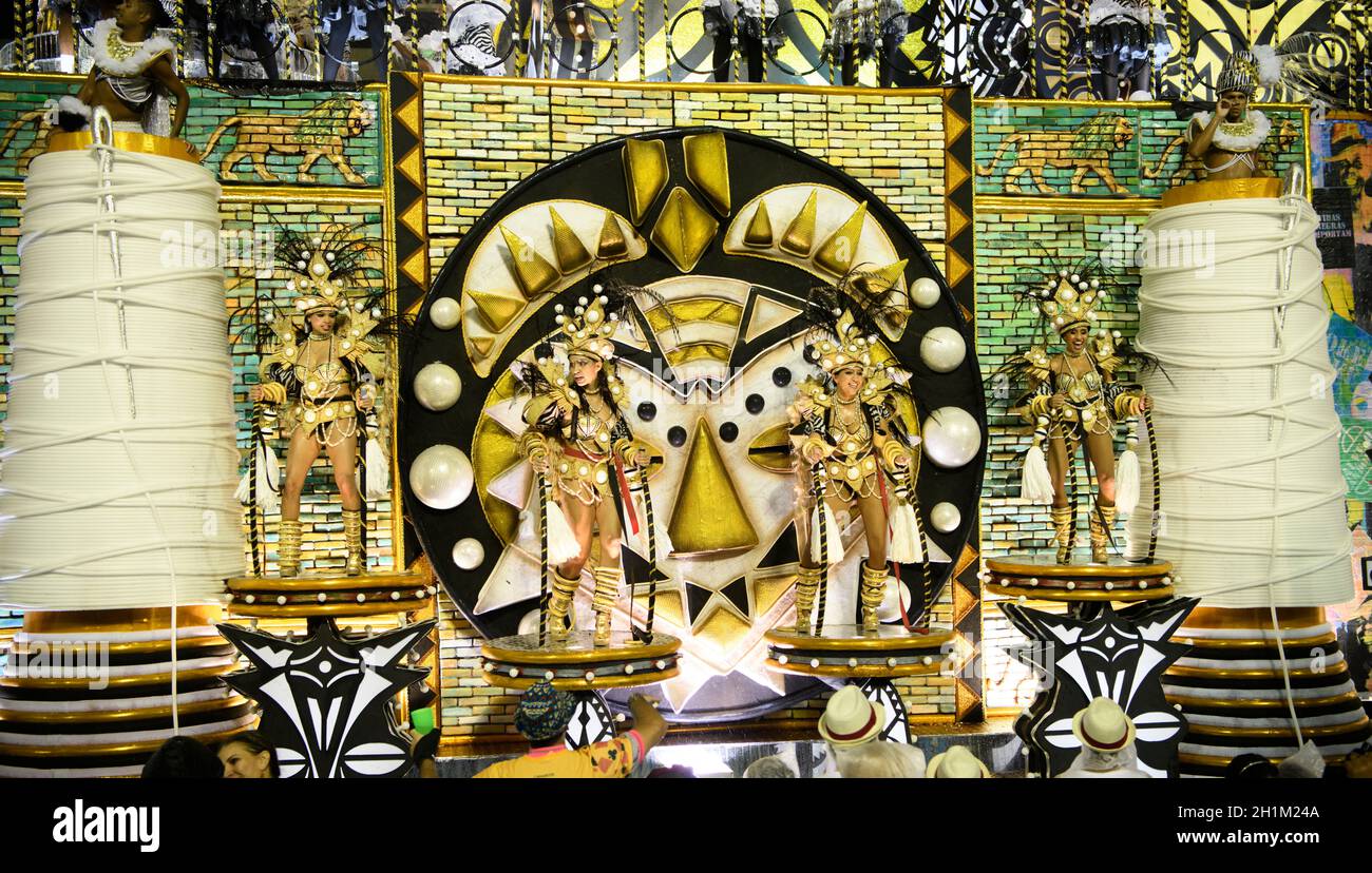 Rio de janeiro culture performance hi-res stock photography and images ...