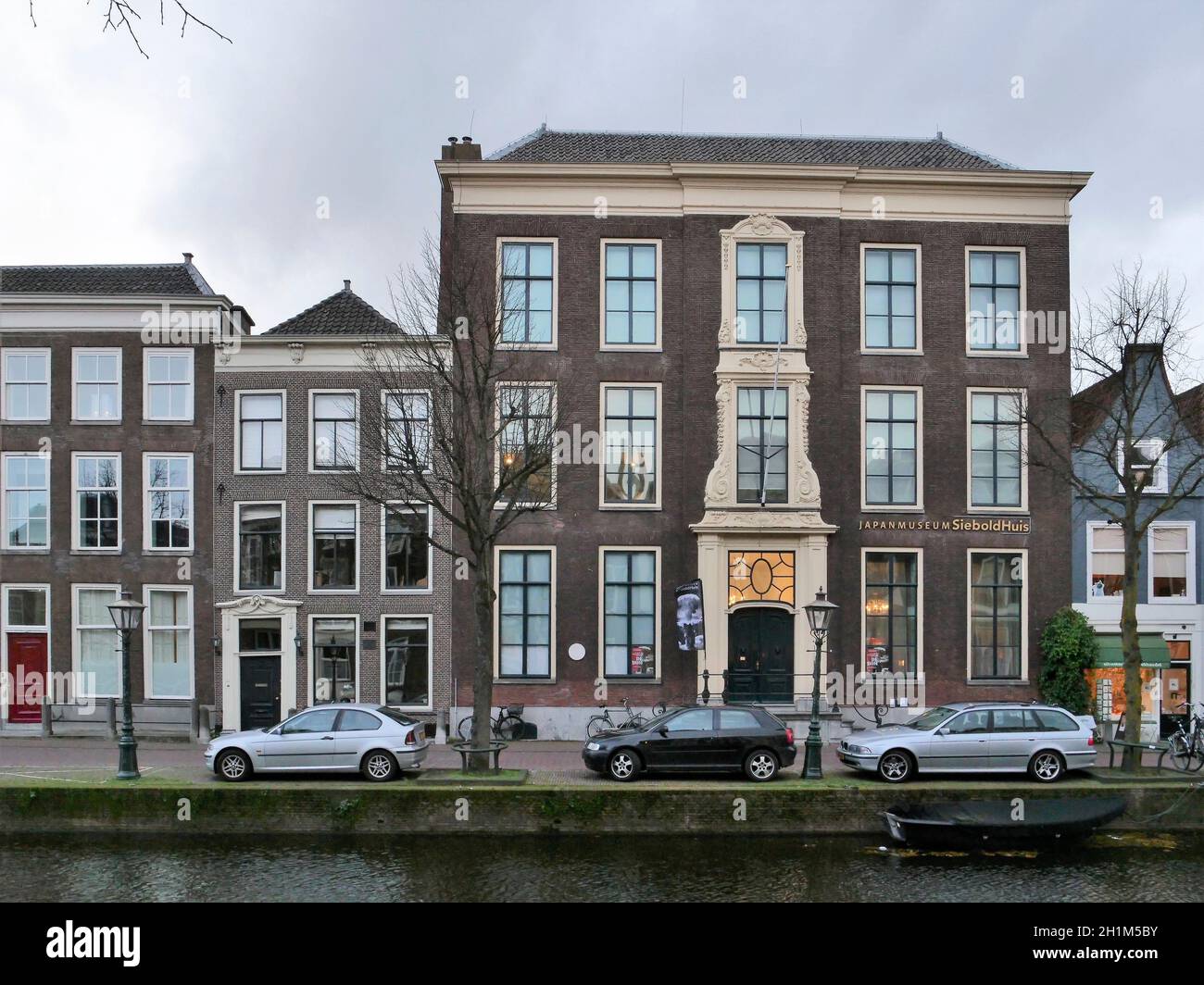 Japan museum SieboldHuis at town canal Rapenburg Stock Photo - Alamy