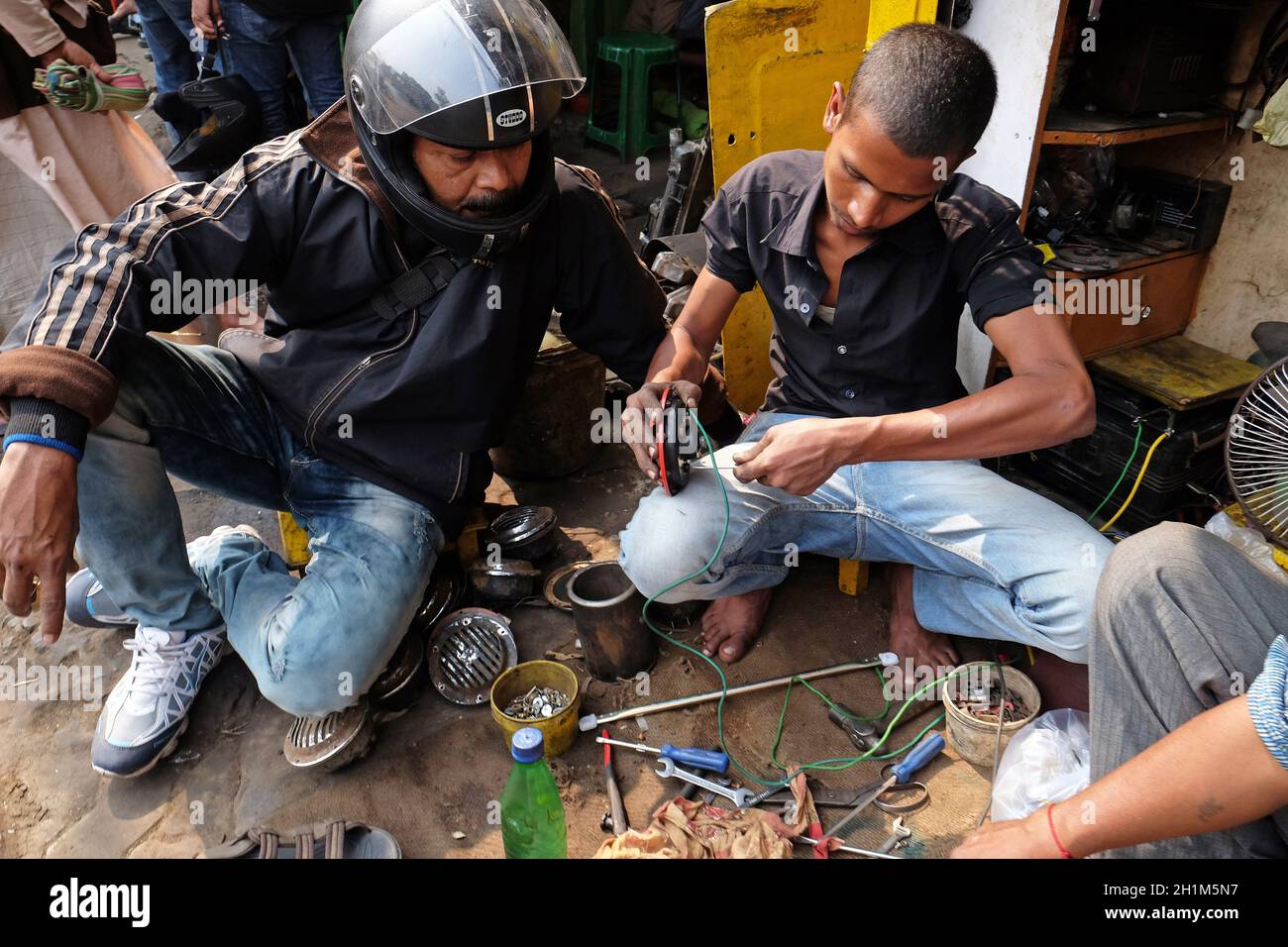 Auto mechanic india hi-res stock photography and images - Alamy