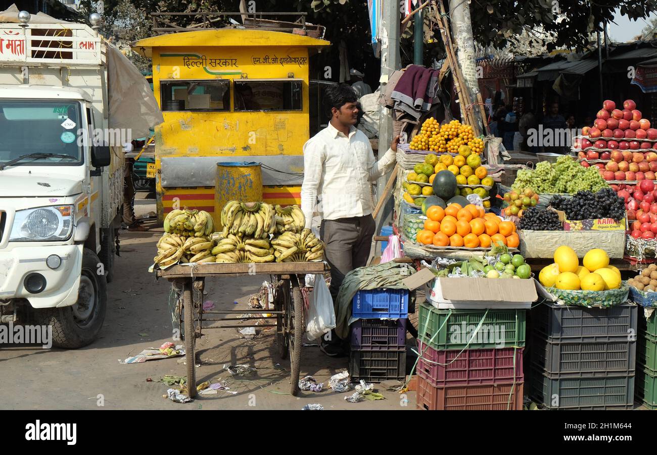 Street trader sell fruits outdoor in Delhi, India Stock Photo - Alamy