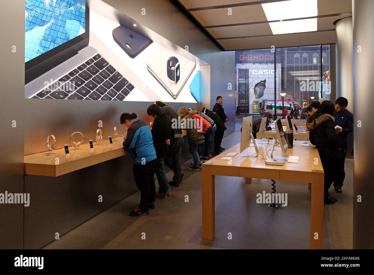 Apple mobile store in Beijing China Stock Photo - Alamy