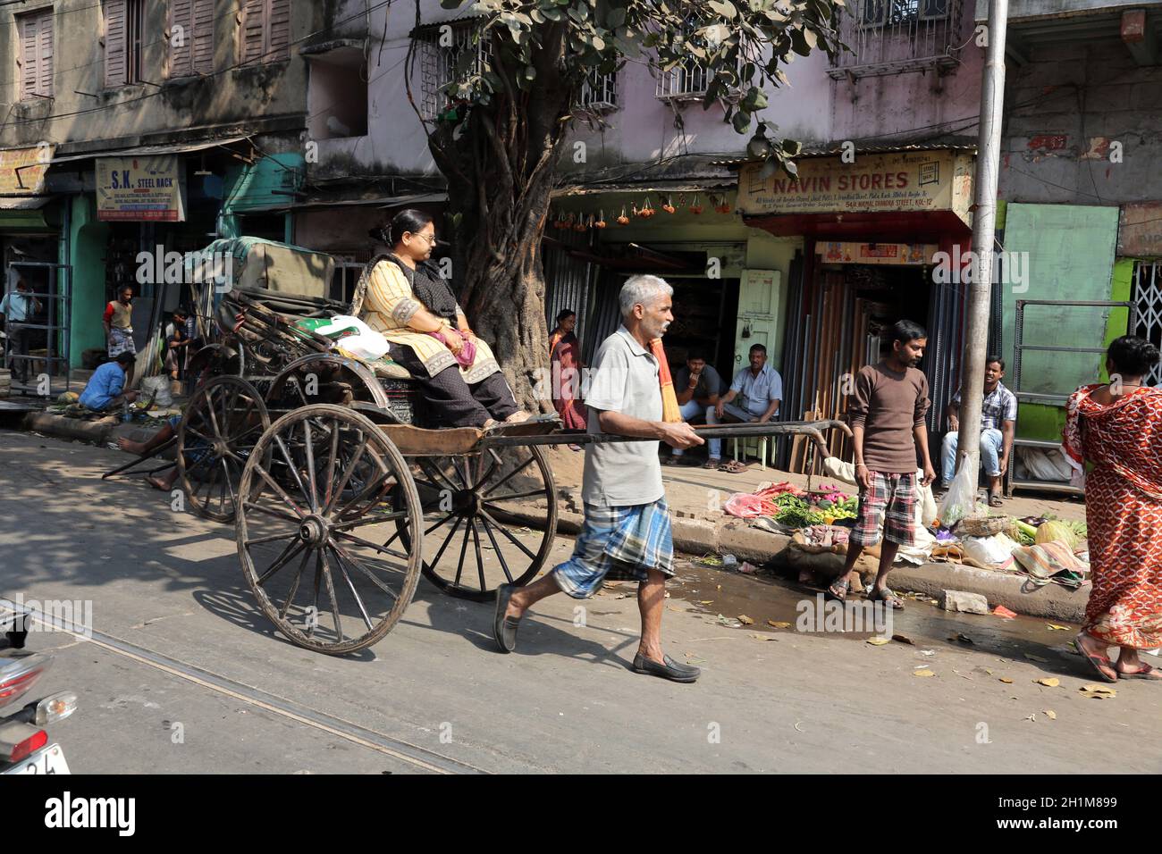 Rickshaw driver working in Kolkata, India Stock Photo - Alamy