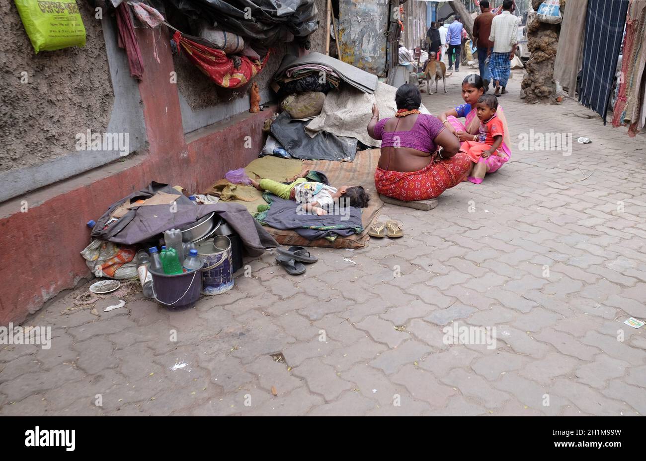 Homeless family living on the streets of Kolkata, India Stock Photo - Alamy