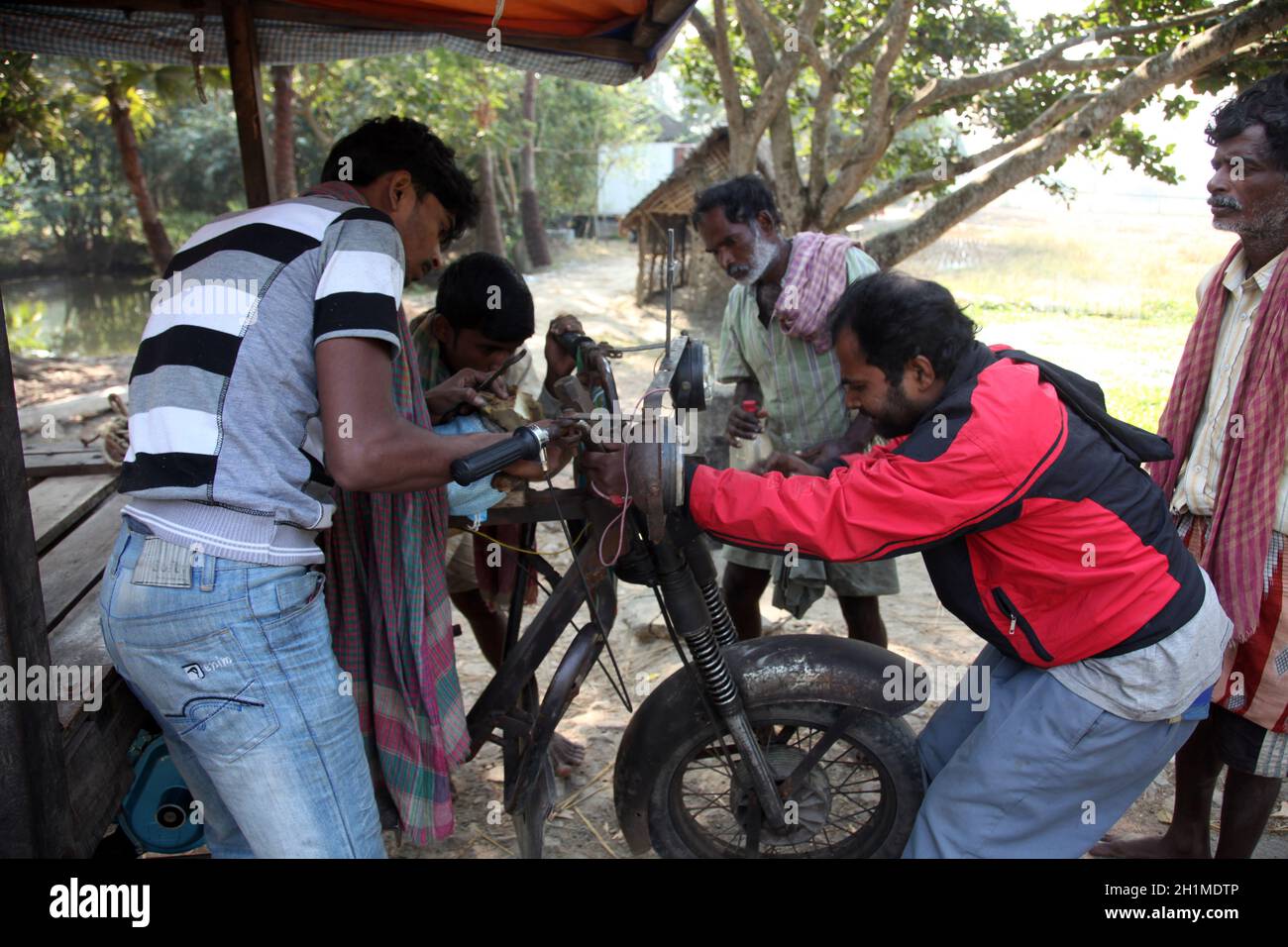 Indian cycle repair hi-res stock photography and images - Alamy