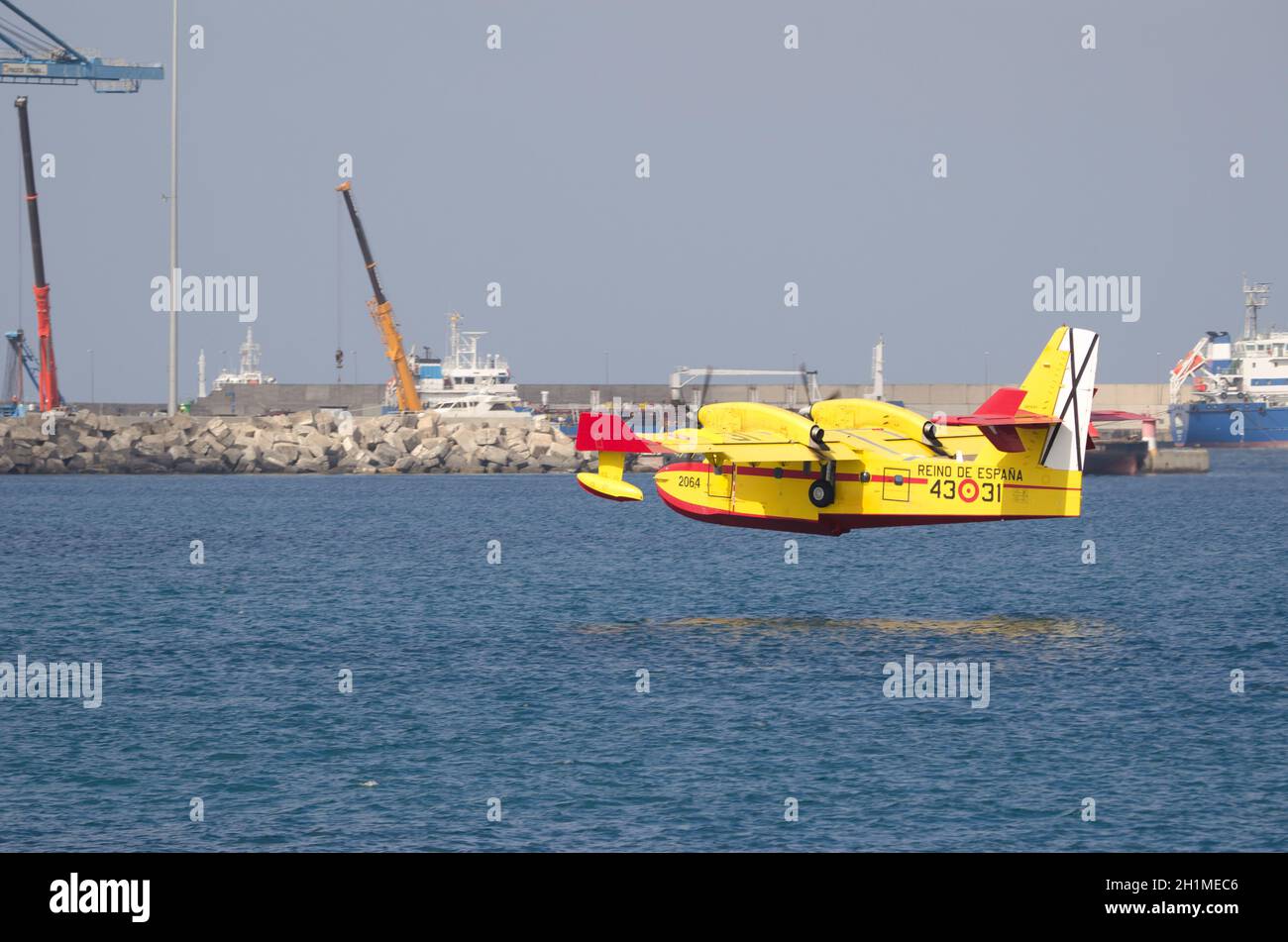 Fire fighting plane hi-res stock photography and images - Alamy