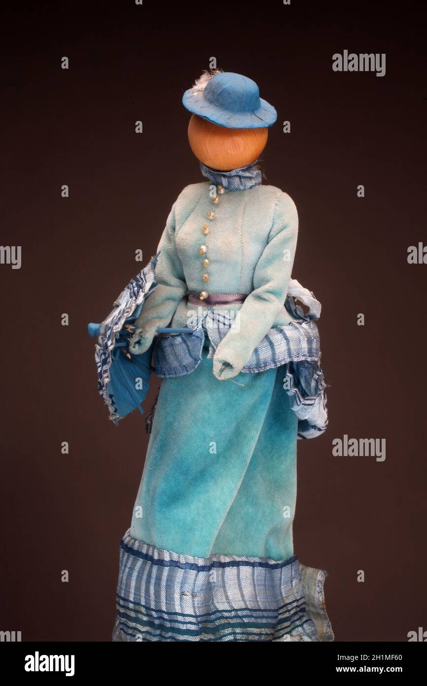 Pretty girl old doll hi-res stock photography and images - Alamy
