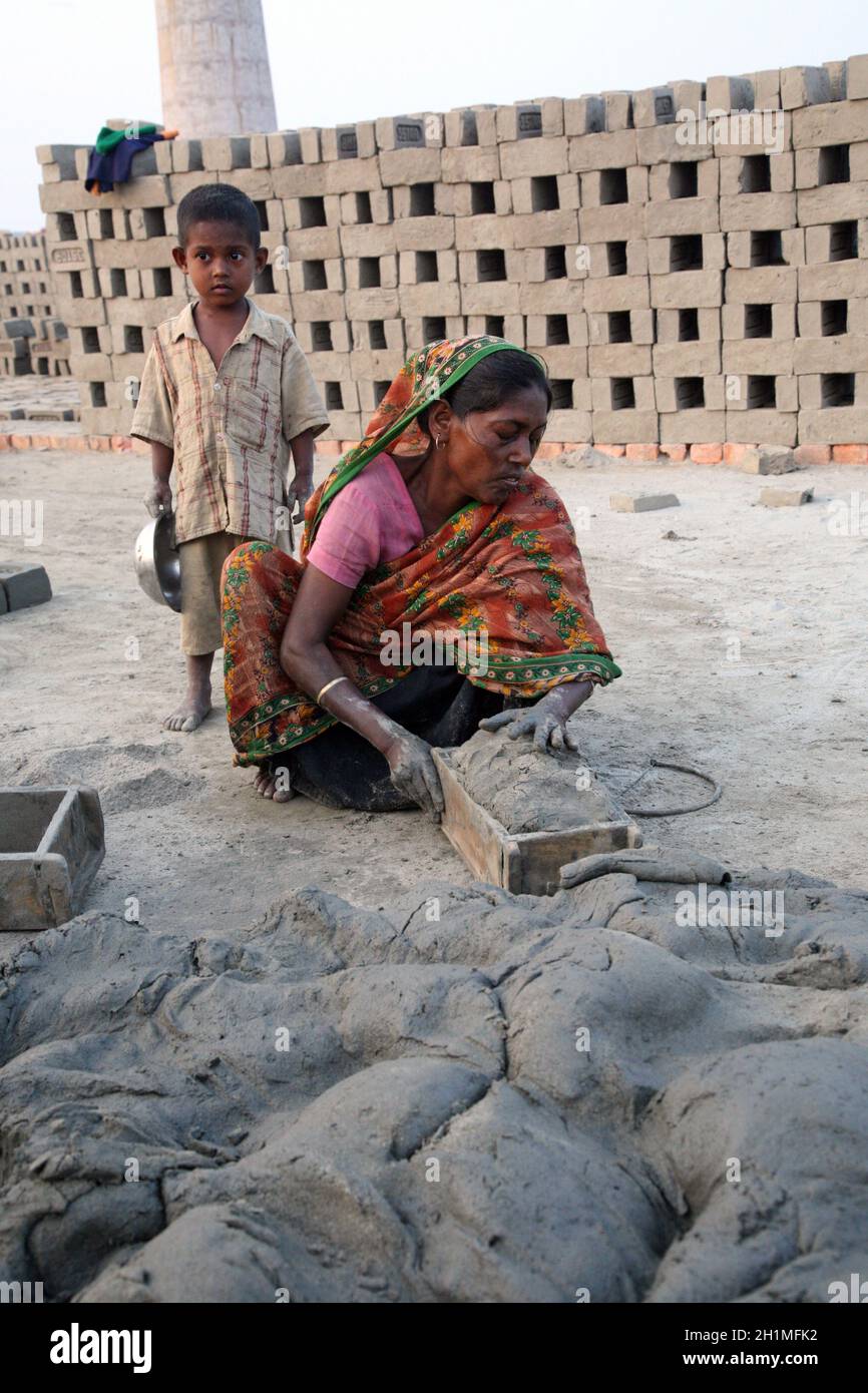Labourers work brick field hi-res stock photography and images - Alamy