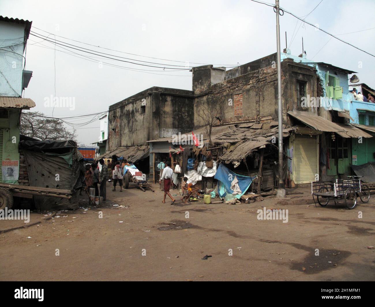 Streets of Kolkata. Poor Indian family living in a makeshift shack by ...