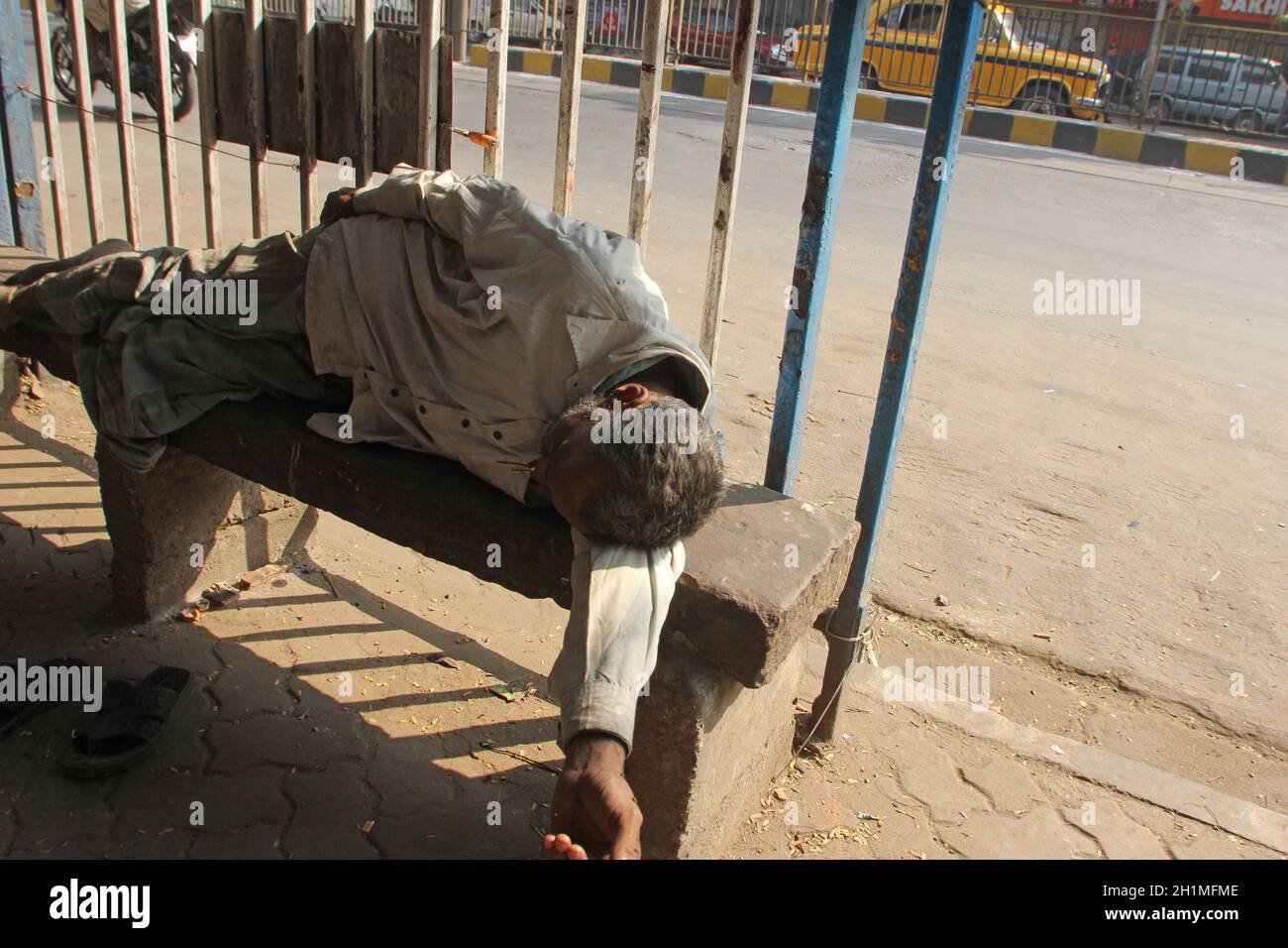 Homeless people sleeping on the footpath of Kolkata, India Stock Photo ...
