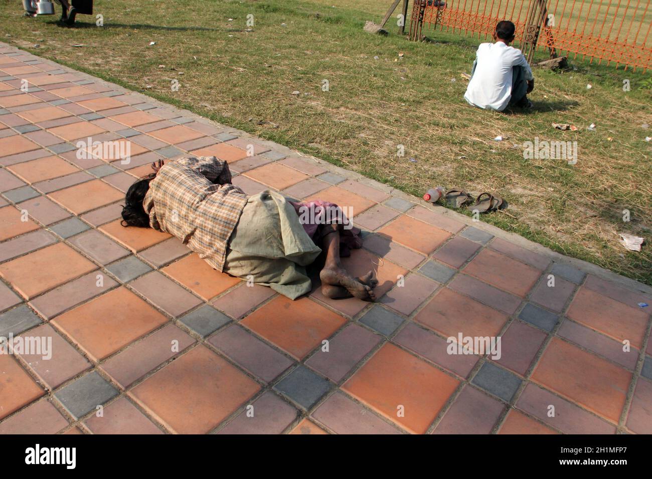 Homeless people sleeping on the footpath of Kolkata, India Stock Photo ...