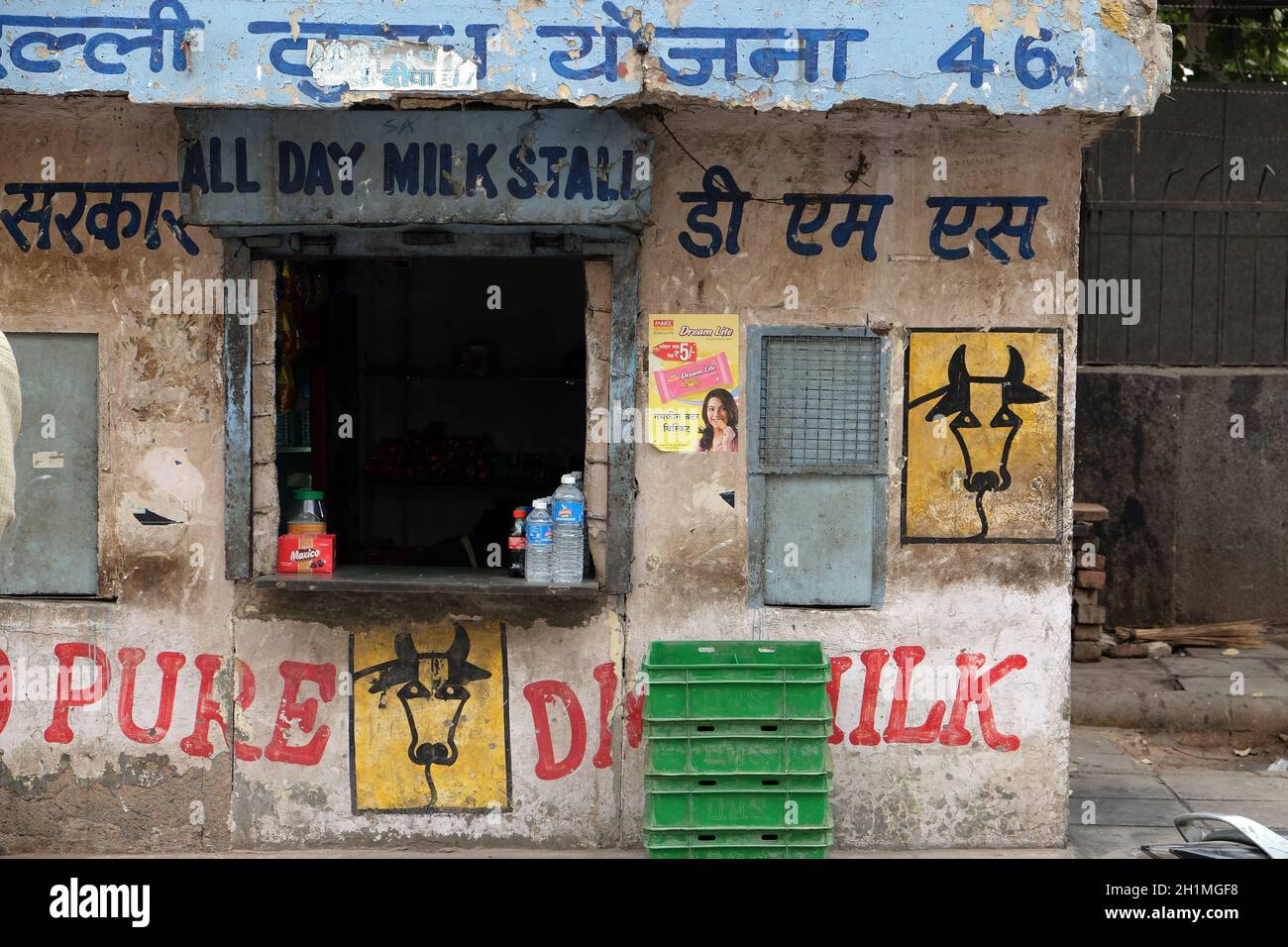 Day milk stall in Delhi, India Stock Photo - Alamy