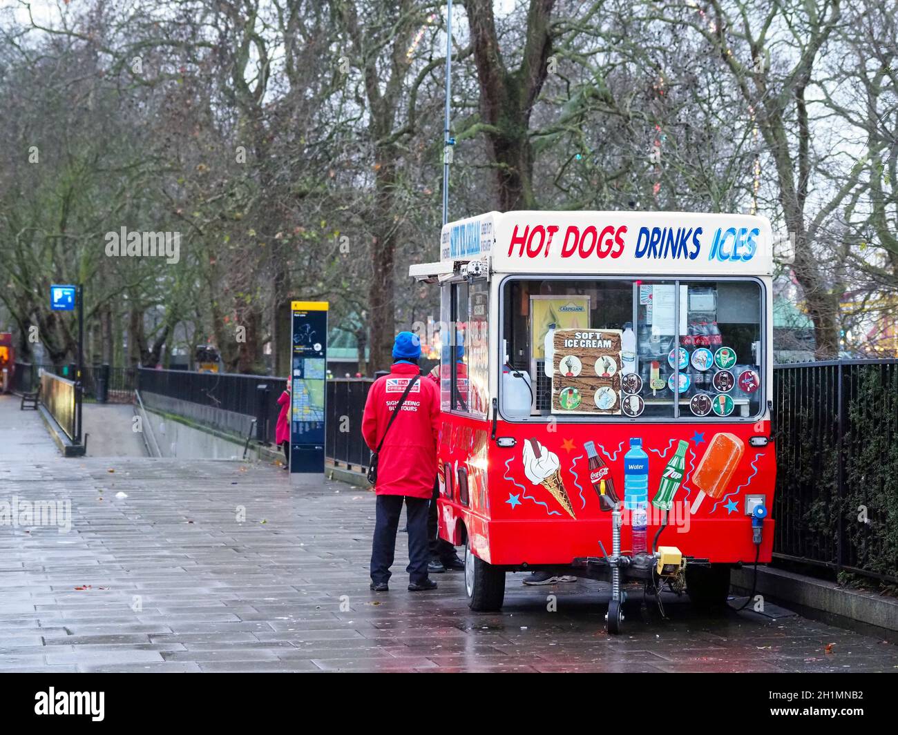 London hot dog stall hi-res stock photography and images - Alamy